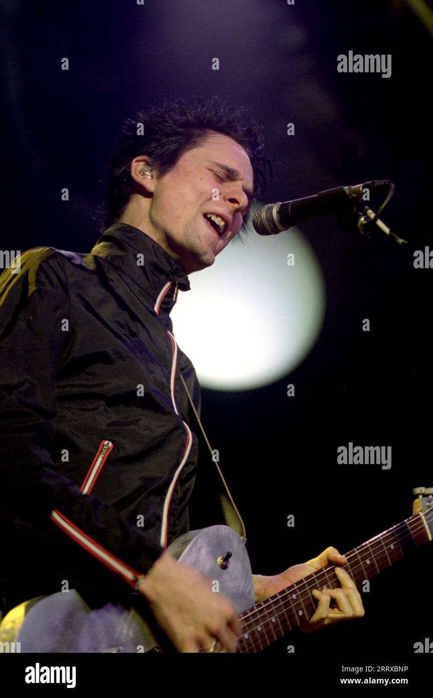 Lead vocalist matthew bellamy muse hi-res stock photography and images ...