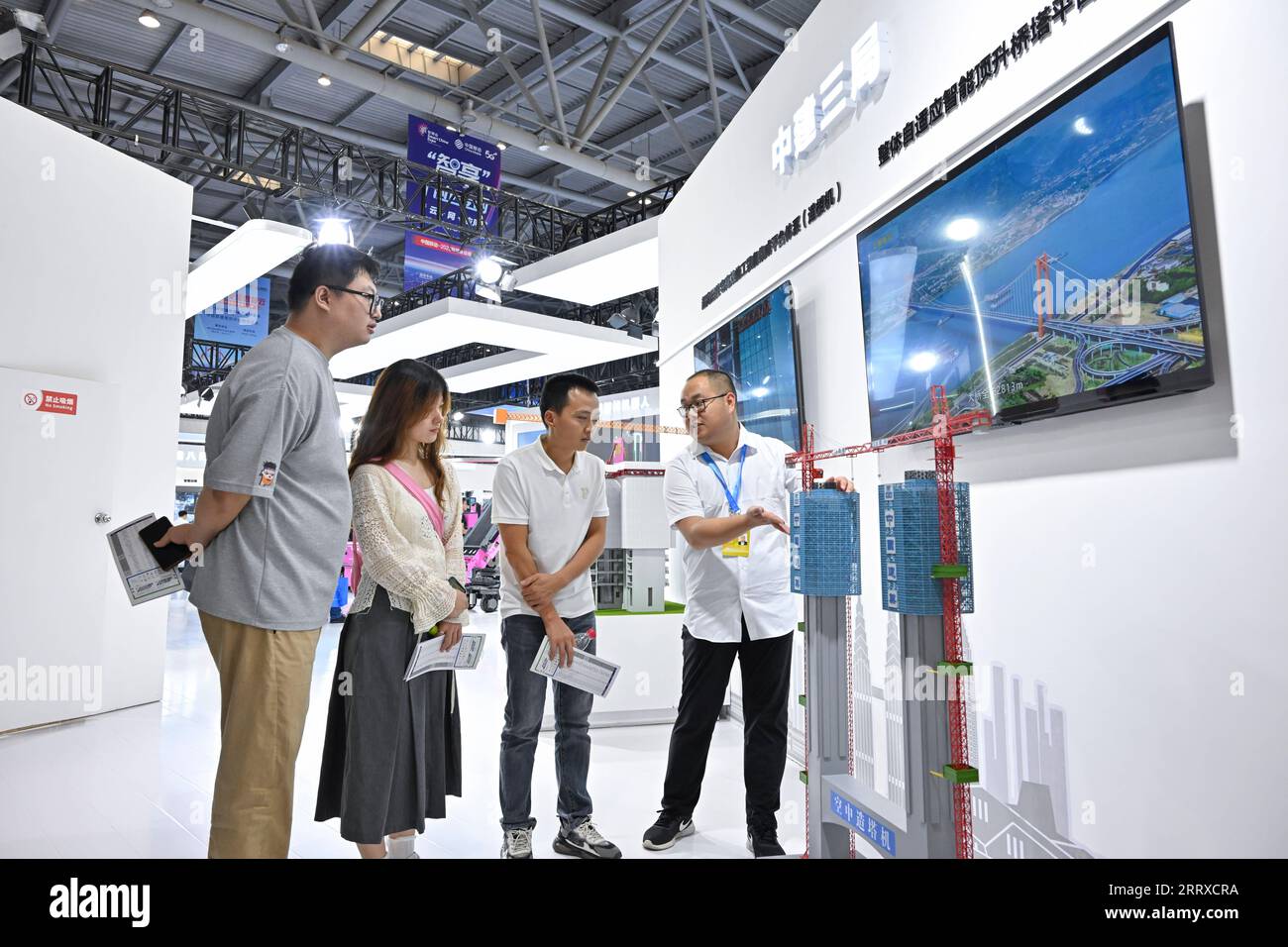 230904 -- CHONGQING, Sept. 4, 2023 -- Visitors look at the model of a ...