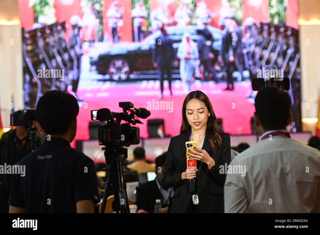 230905 -- JAKARTA, Sept. 5, 2023 -- A reporter works at the media ...