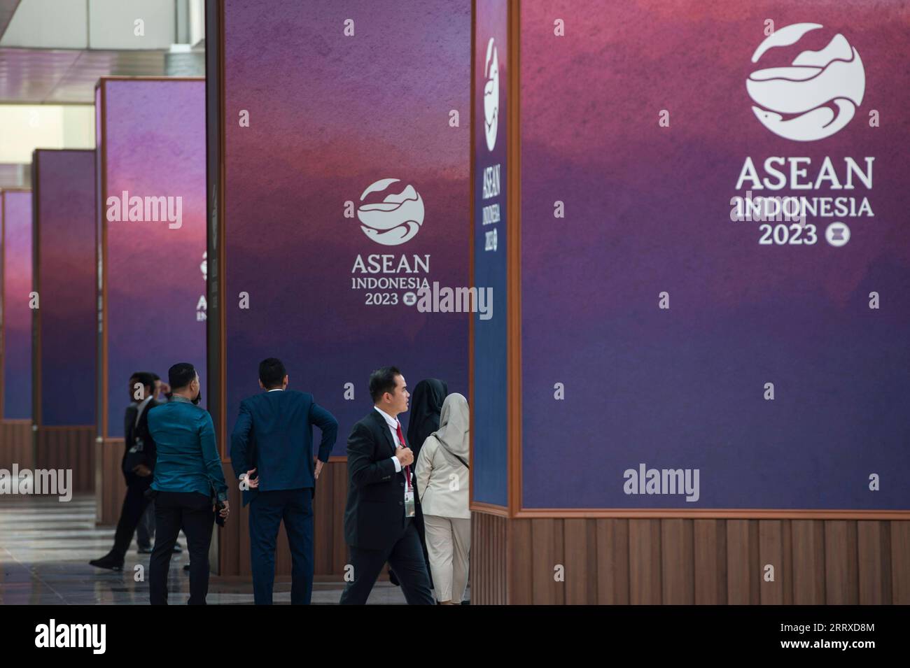 230905 -- JAKARTA, Sept. 5, 2023 -- Delegates arrive at the venue of ...