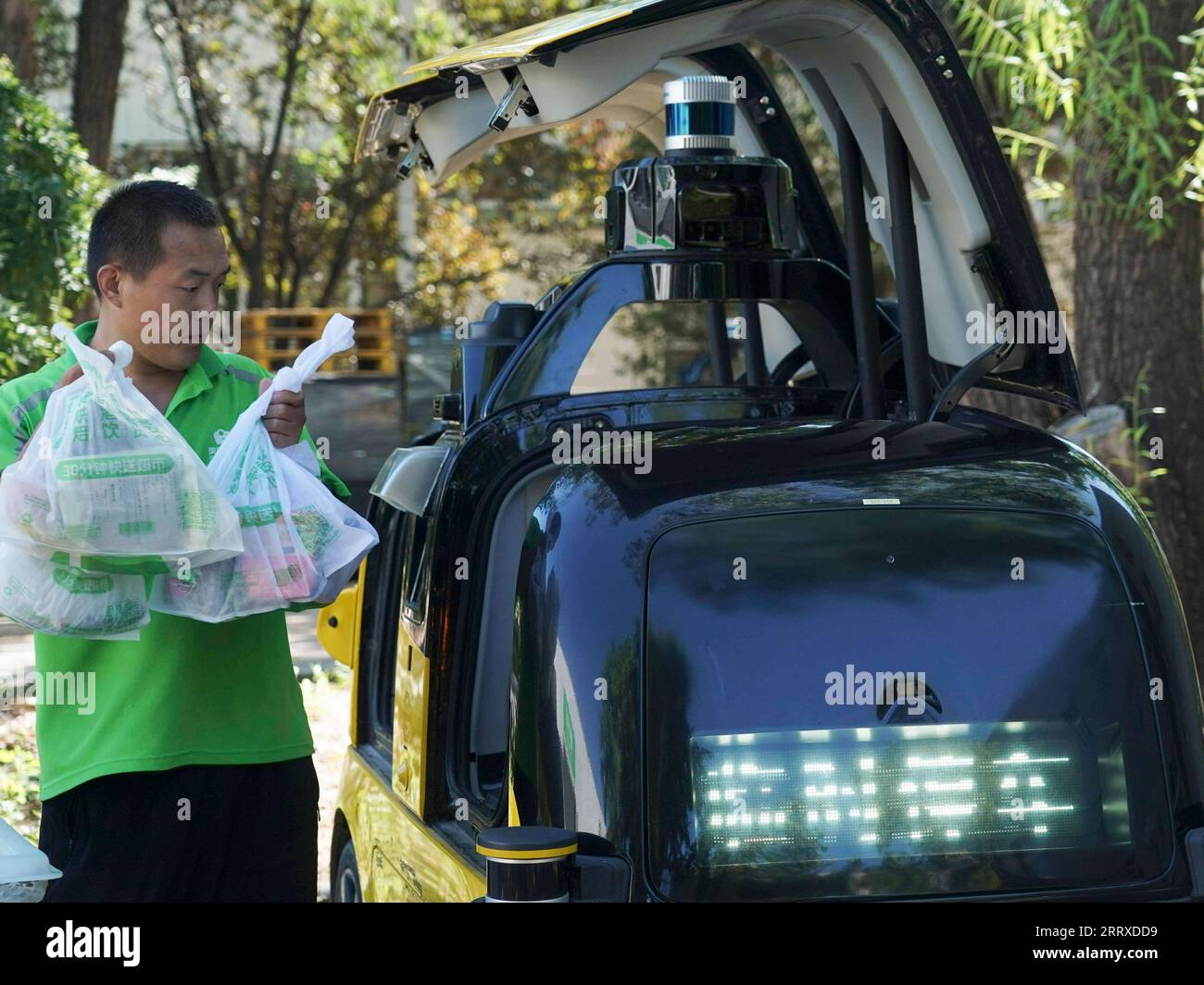 Unmanned delivery vehicle china hi-res stock photography and images - Alamy