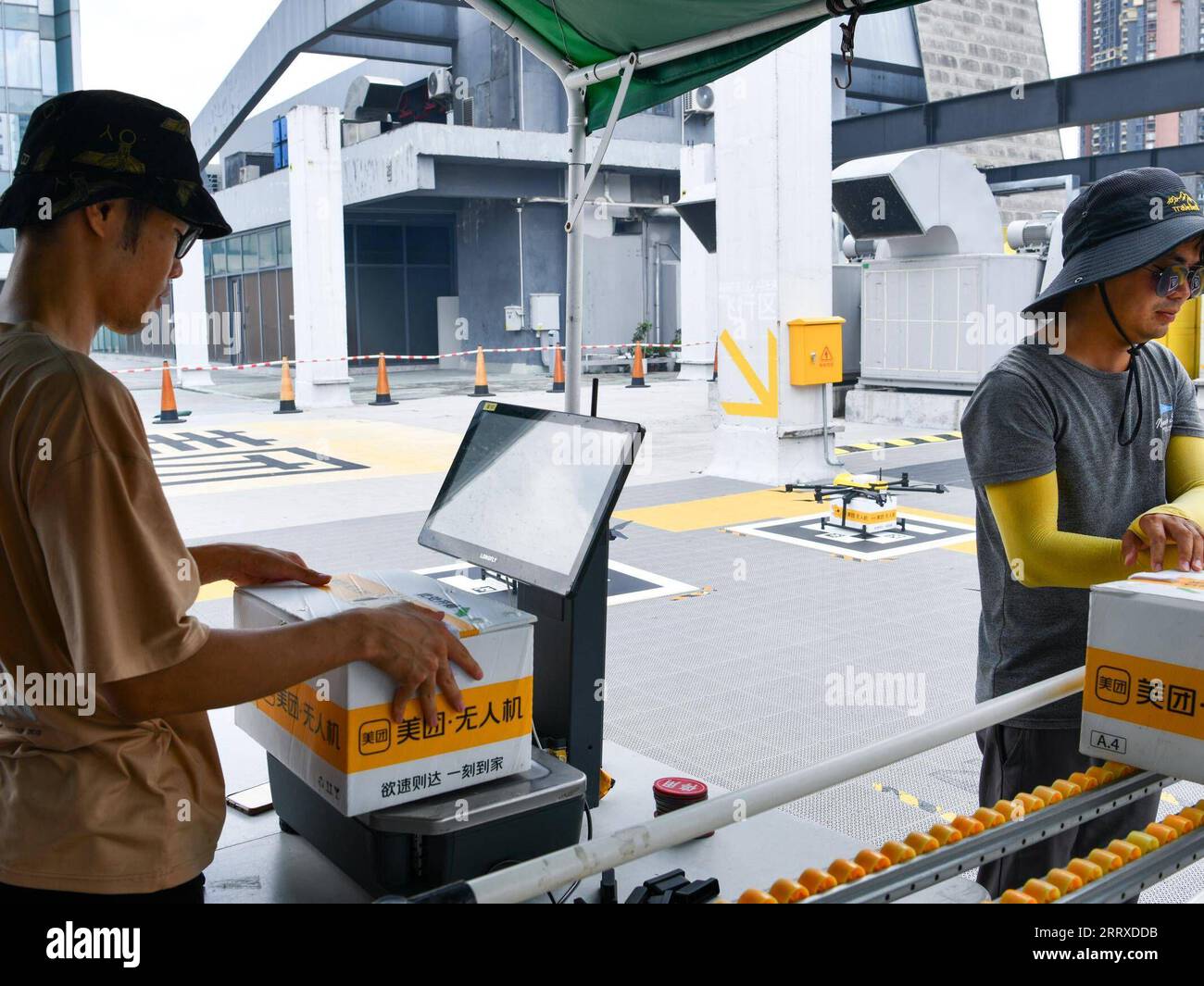 Scan boxes hi-res stock photography and images - Alamy