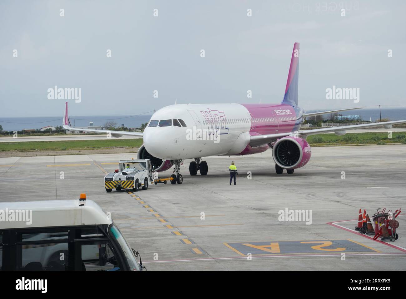 Wizz air airlines logo hi-res stock photography and images - Alamy
