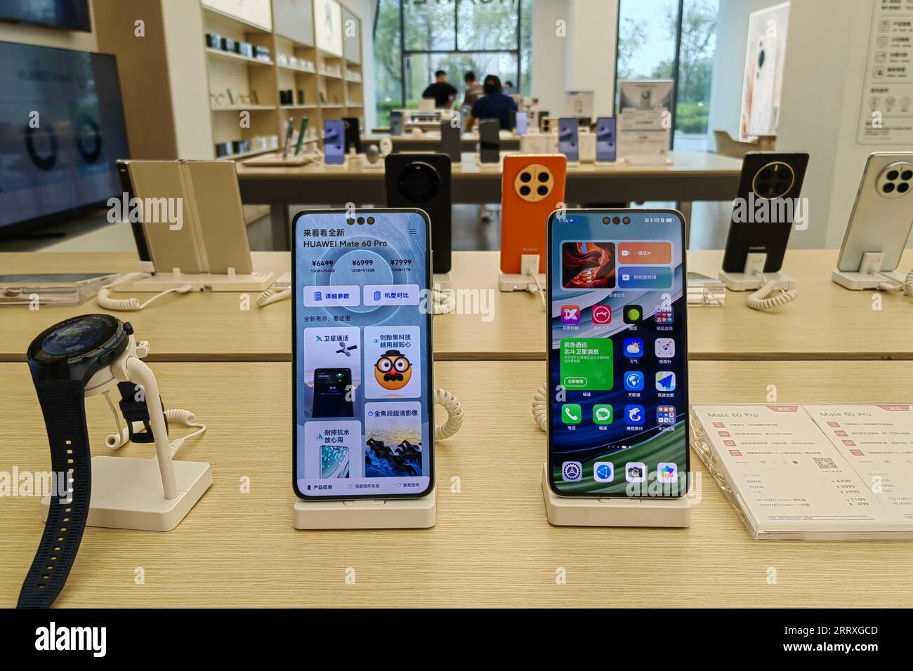 Huawei mate 60 pro hi-res stock photography and images - Alamy