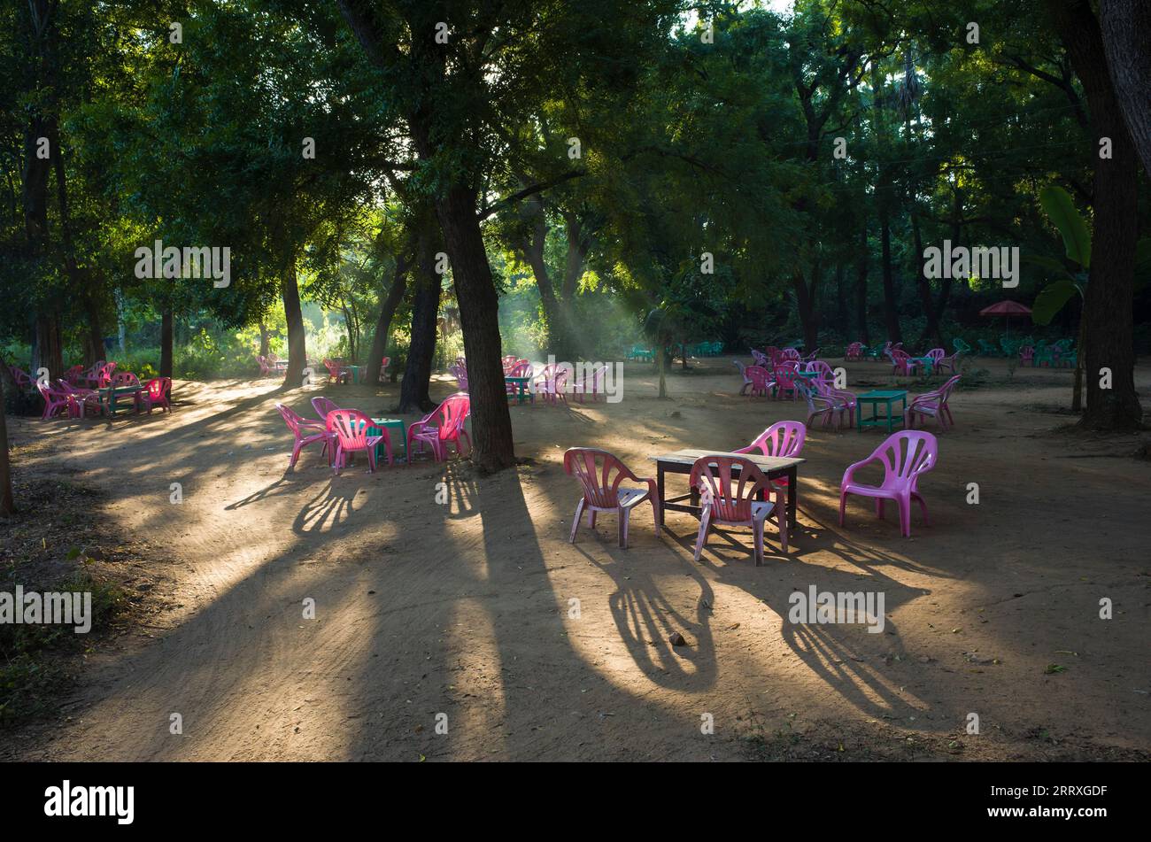 Restaurant tables under trees hi-res stock photography and images - Alamy