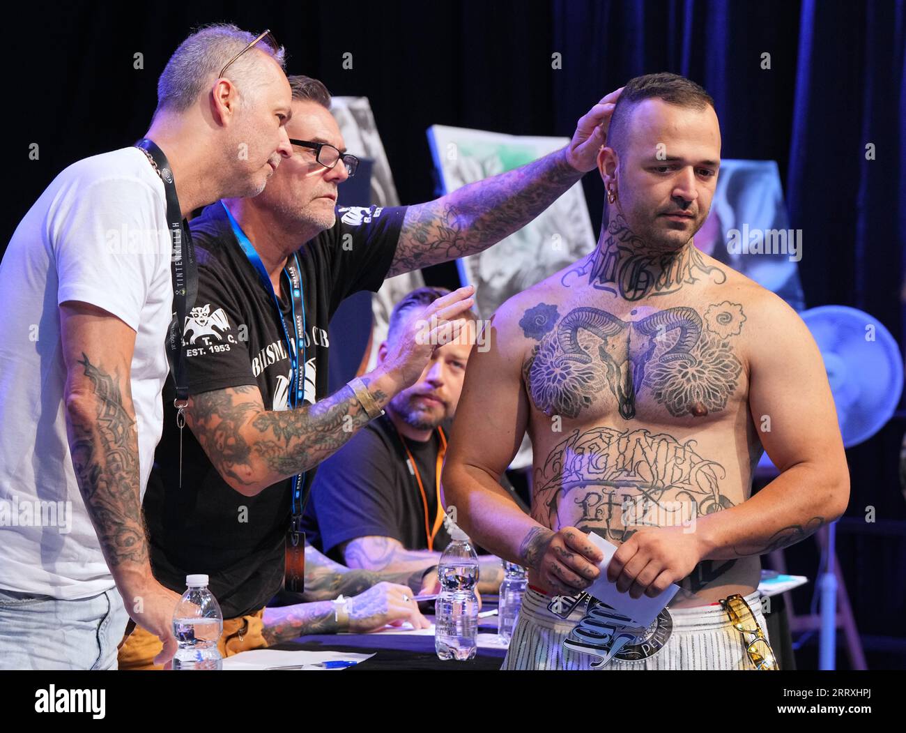 Berlin, Germany. 09th Sep, 2023. A jury examines the tattoo on the neck ...