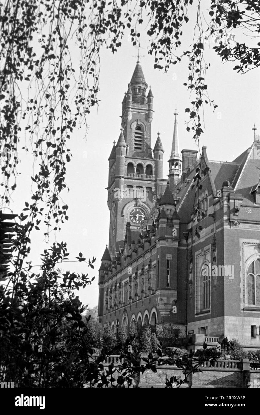 Den haag niederlande friedenspalast hi-res stock photography and images ...