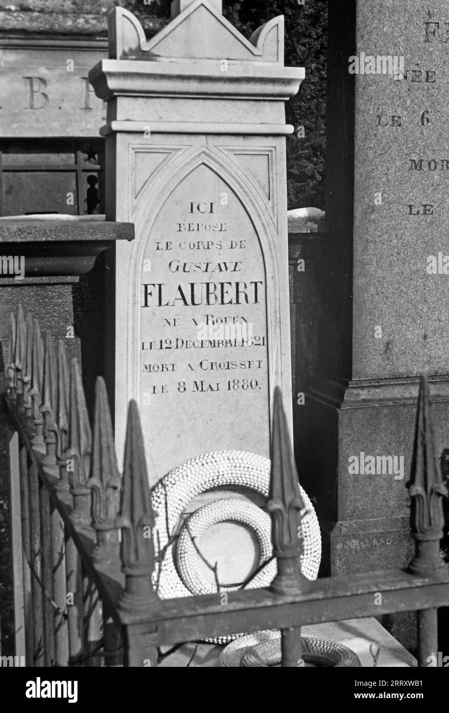 Am Grab von Gustave Flaubert und seiner Familie auf dem Cimetière ...