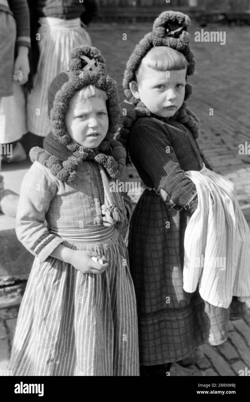 Zwei Mädchen in Tracht, Volendam 1941. Two girls in traditional costume ...