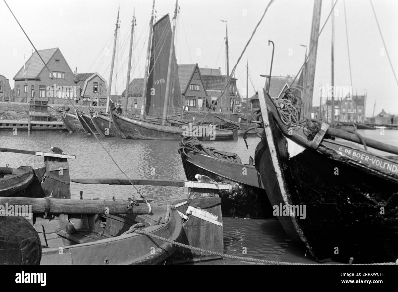 Schiffe liegen im Hafen von Volendam, 1941. Ships moored in the port of ...