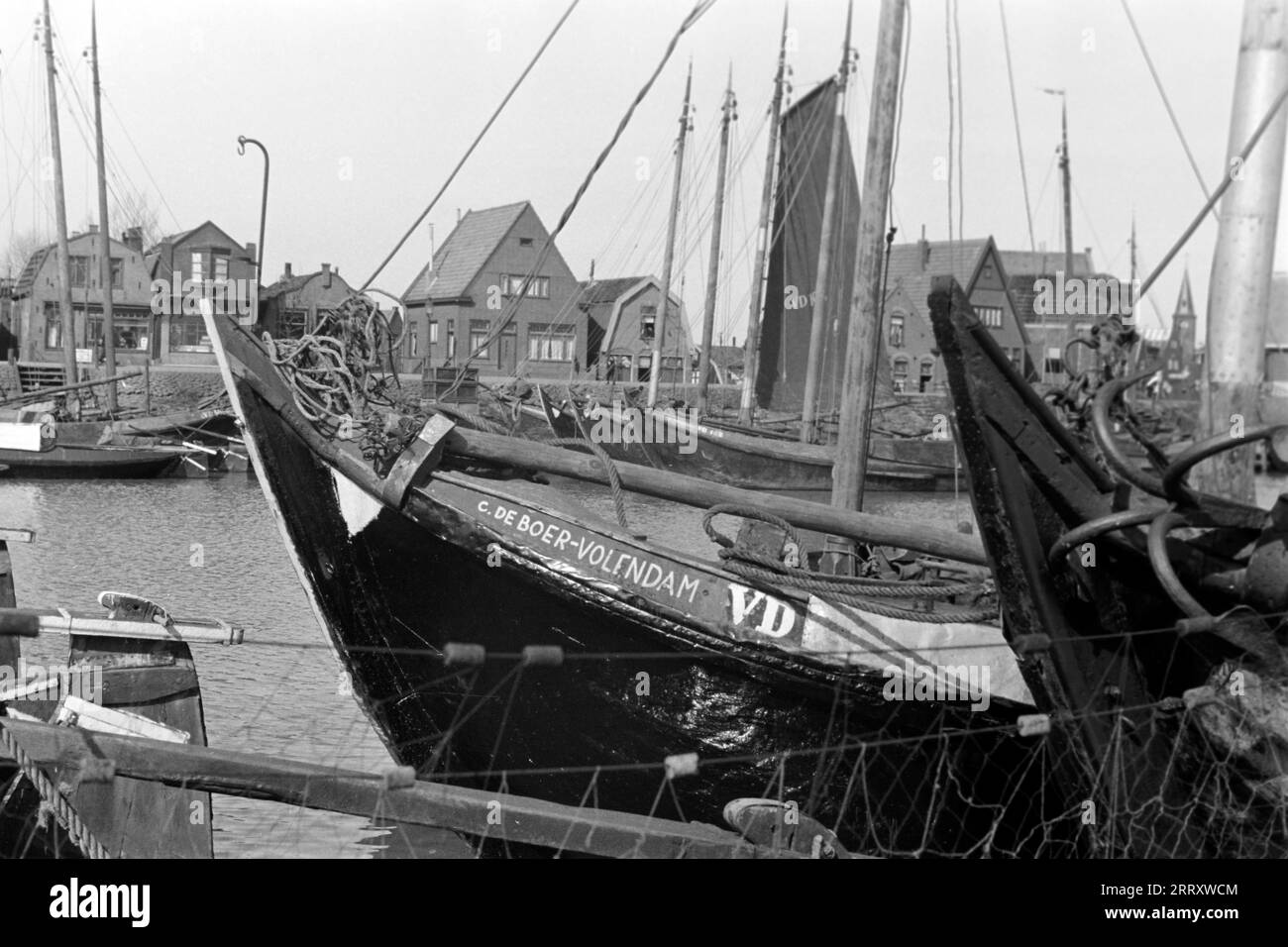 Schiffe liegen im Hafen von Volendam, 1941. Ships moored in the port of ...