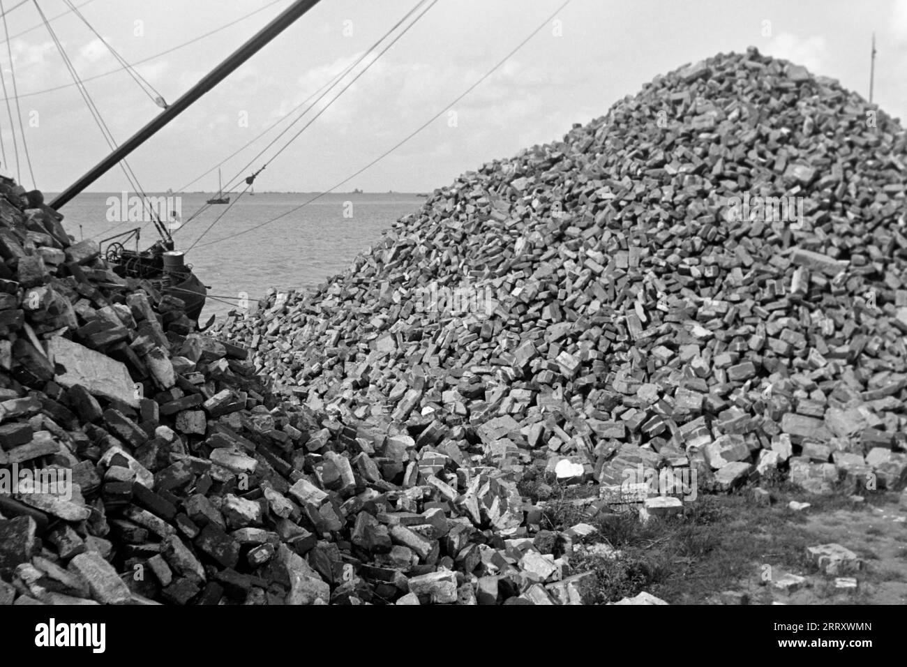 Zur Wiederverwendung aufgeschüttete Ziegelsteine von abgerissenen ...