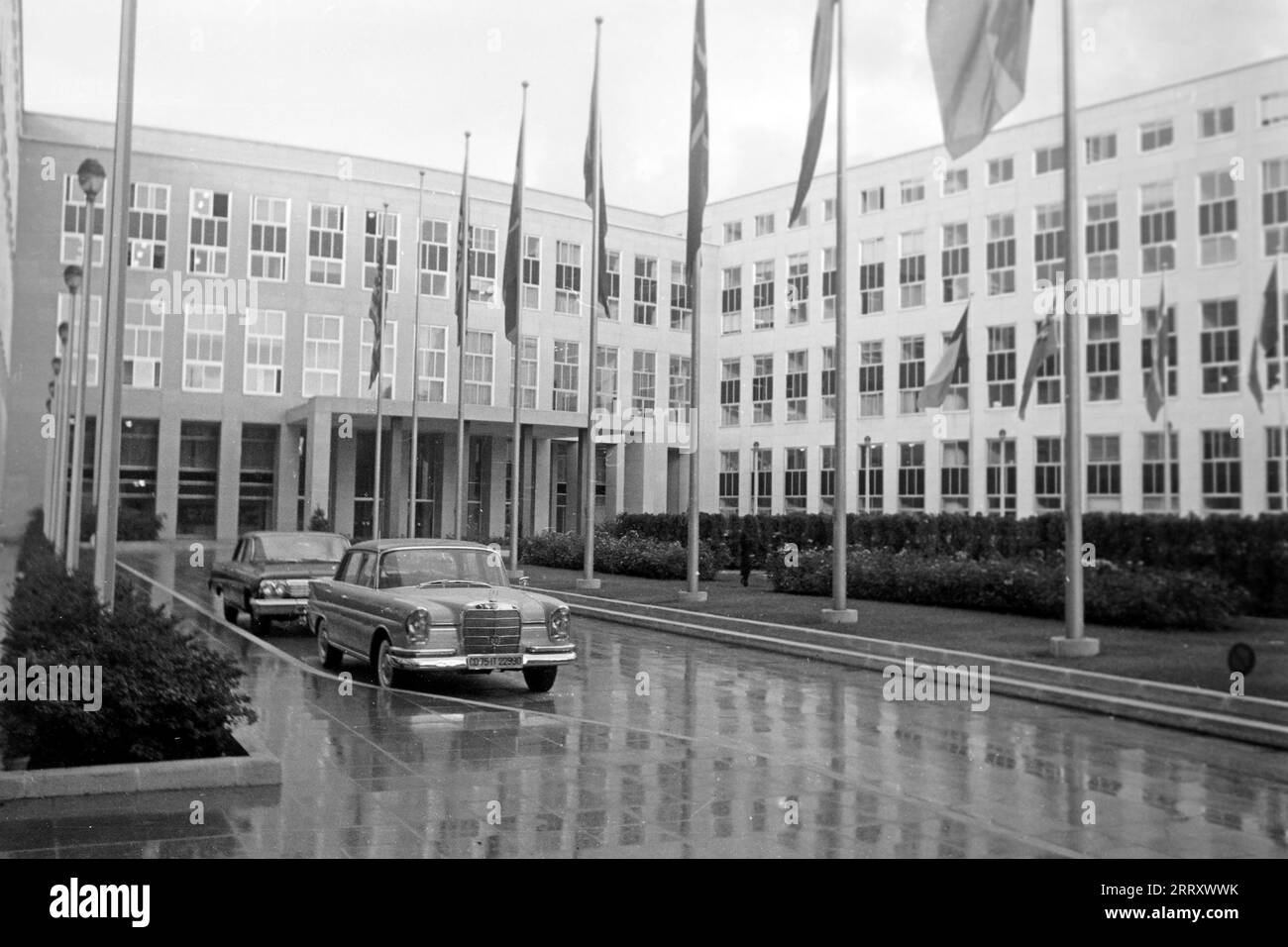 NATO Hauptquartier SHAPE an der Porte Dauphine in Paris, 1962. NATO ...