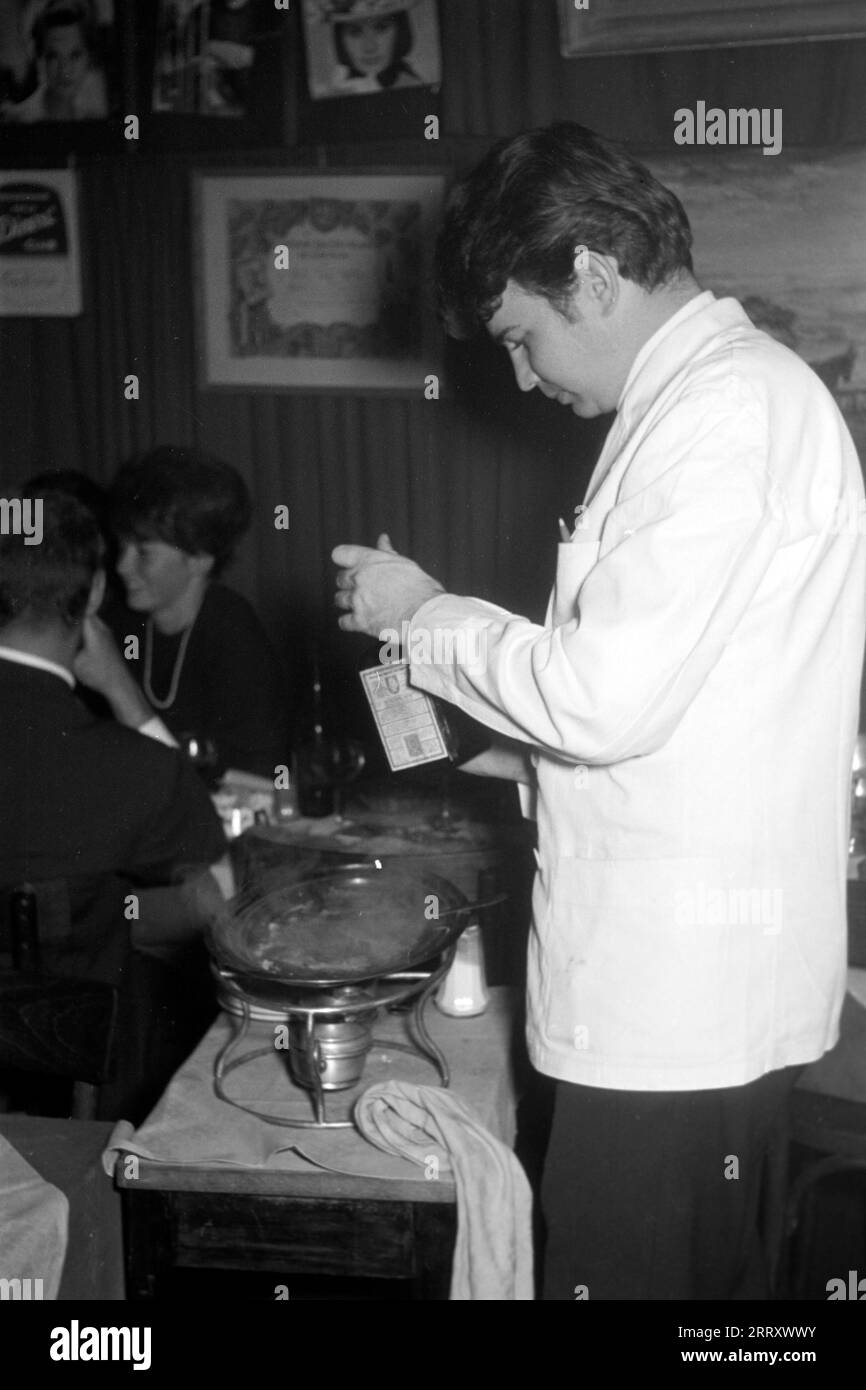 Der Ober eines Pariser Lokals, 1962. The waiter of a Parisian ...