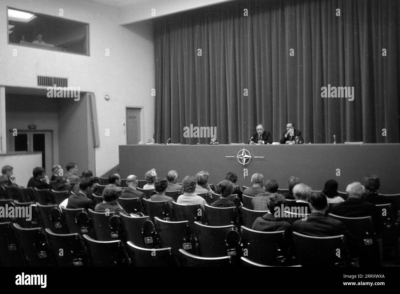 Besucher im Konferenzsaal des NATO Hauptquartiers SHAPE an der Porte ...