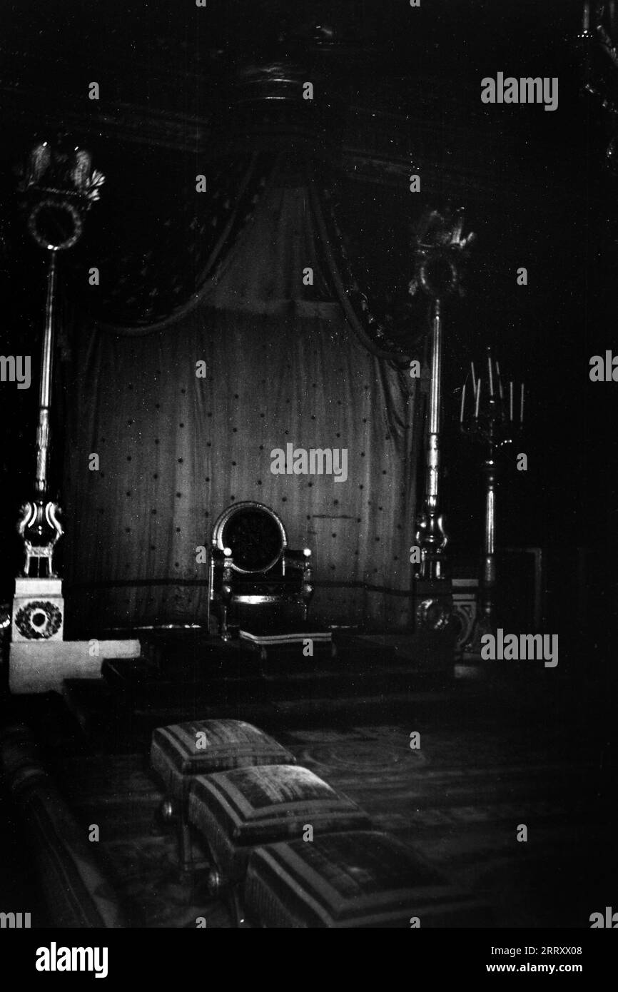 Der Thronsaal auf Schloss Fontainebleau mit dem Thron von Napoleon I ...