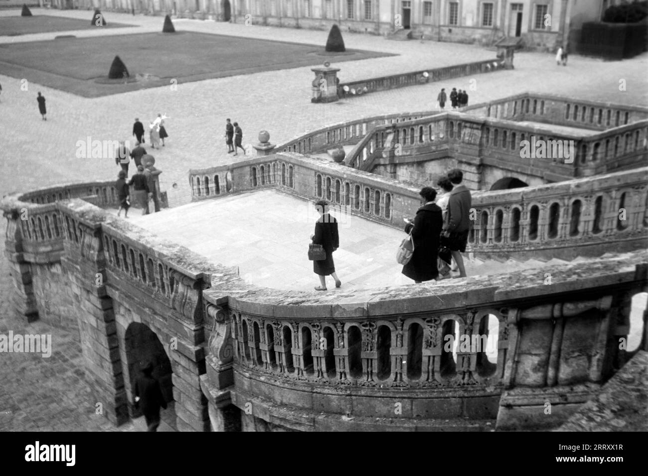 Besucher verlassen das Schloss Fontainebleau über die Hufeisentreppe im ...
