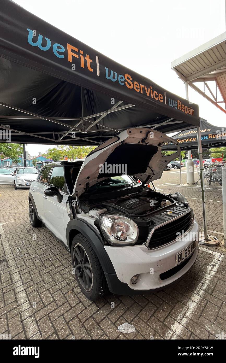 Halfords cars hi-res stock photography and images - Alamy