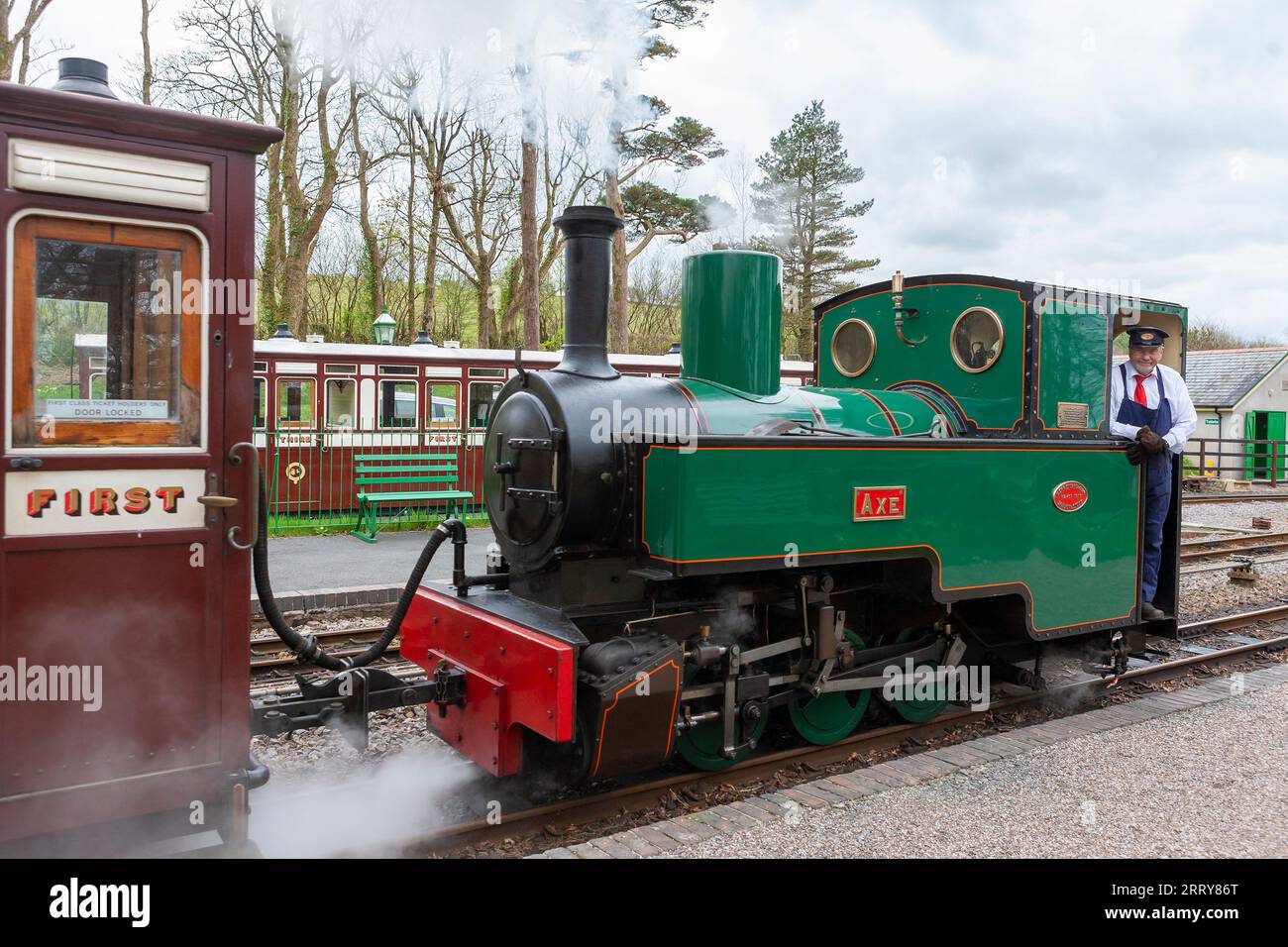 Steam locomotive "Axe" pulling a train out of Woody Bay station on the ...