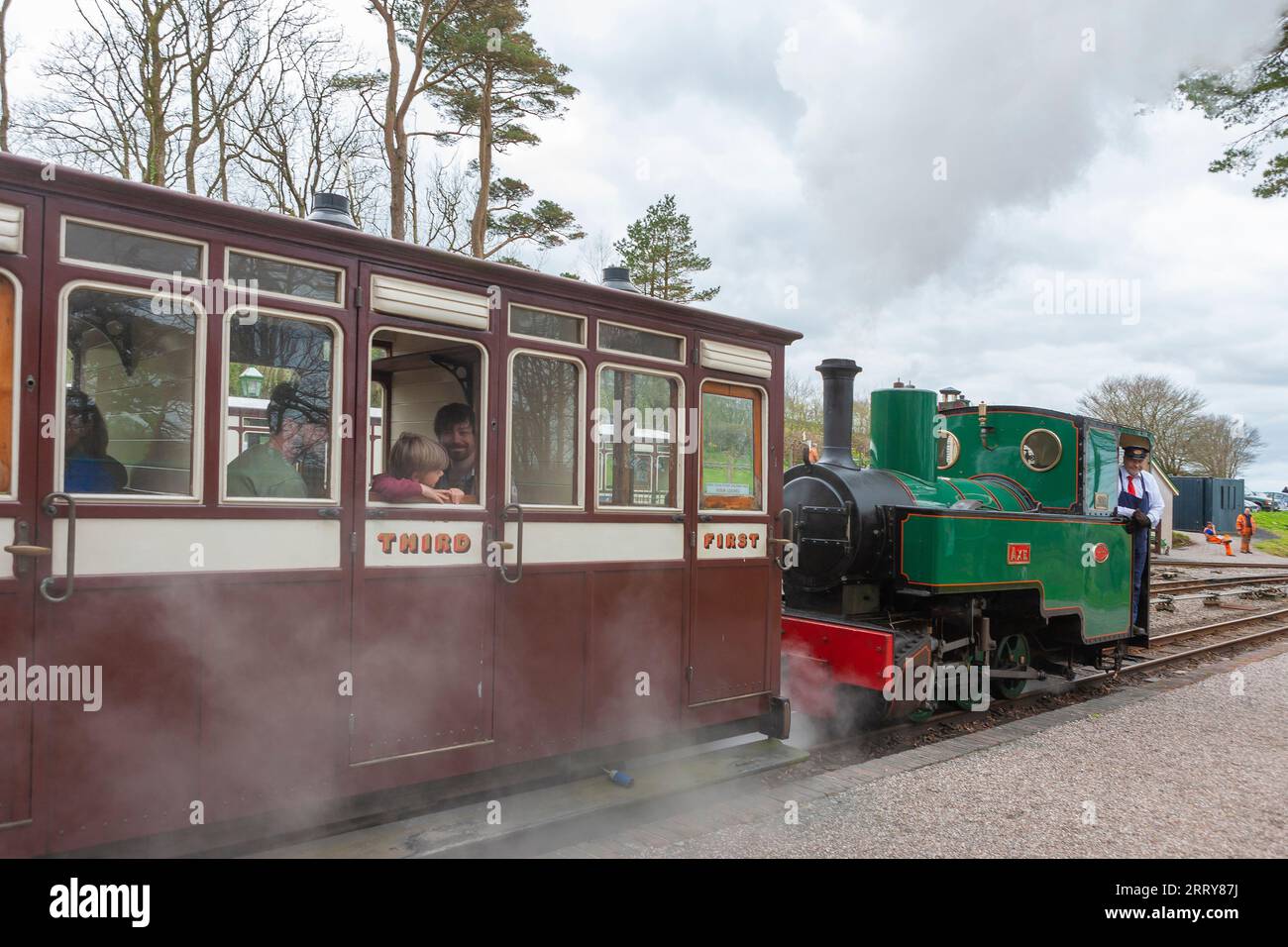 Steam locomotive "Axe" pulling a train out of Woody Bay station on the ...