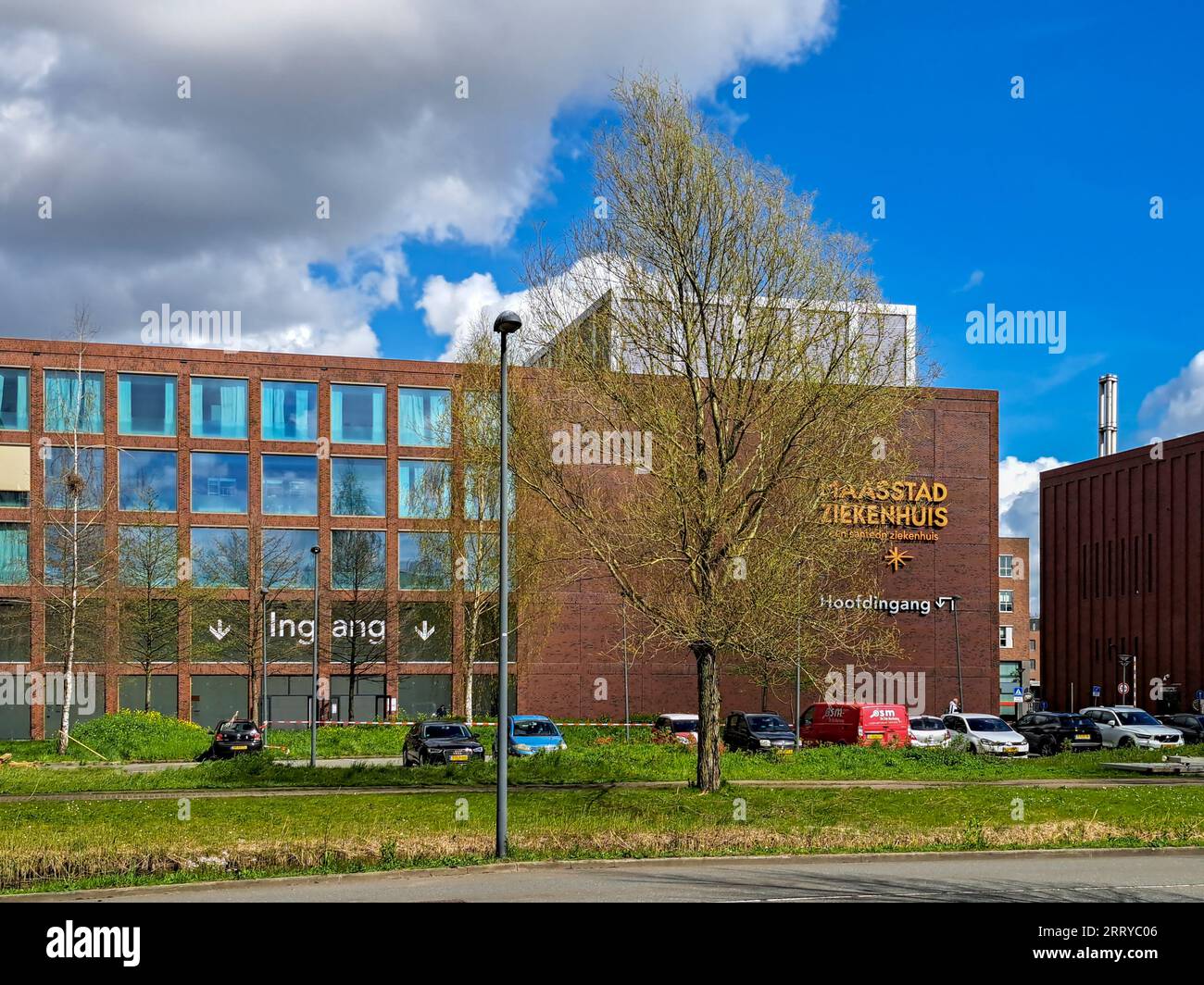 Ingang Spoedeisende hulp en ambulances bij het Maasstad ziekenhuis in ...
