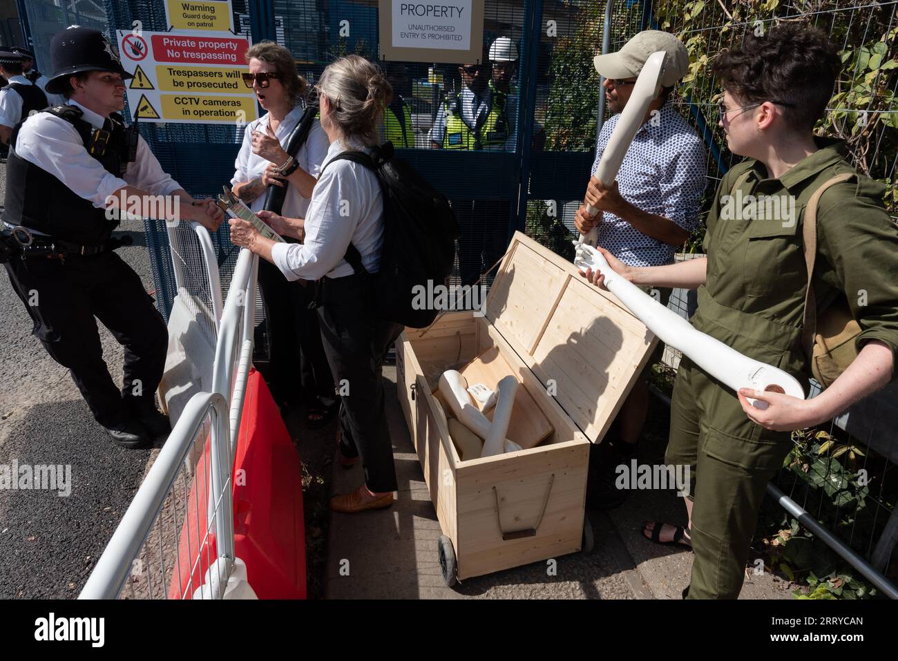 Fake weapons hi-res stock photography and images - Alamy
