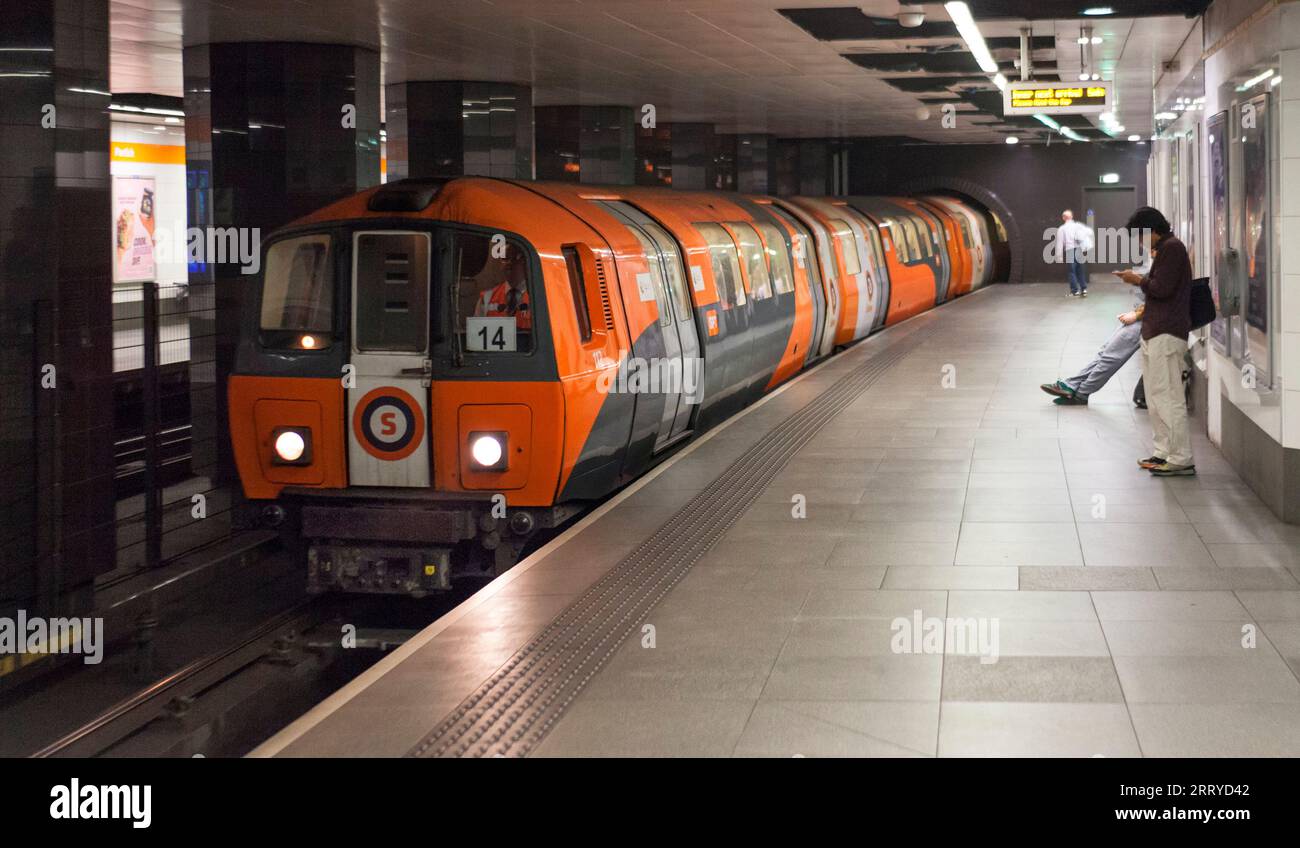 An inner circle train arrives at Patrick subway station on the SPT Glasgow subway Stock Photo ...