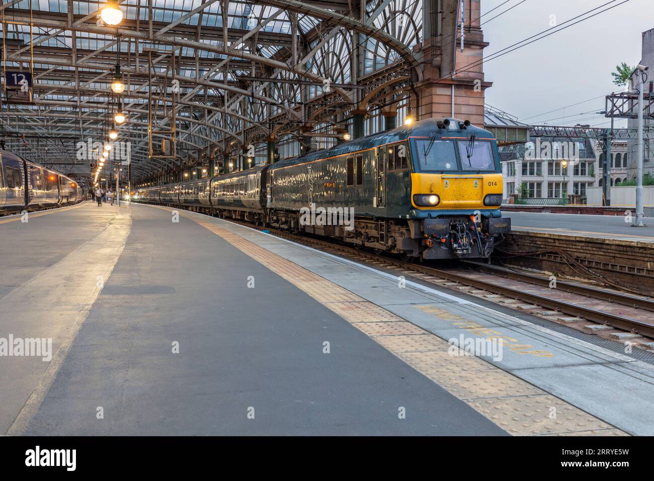 class 92 electric locomotive92014 at Glasgow Central station with ...