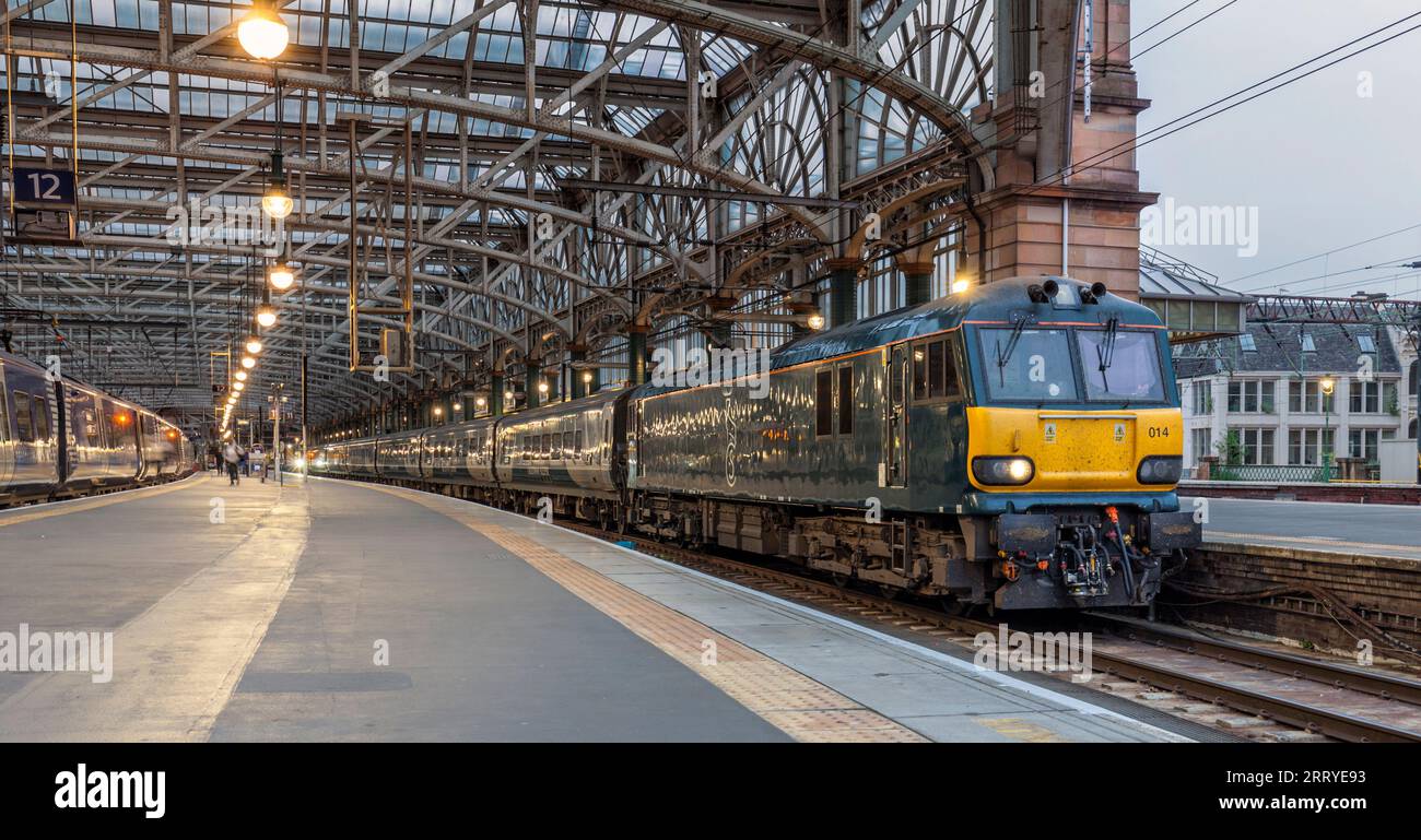 class 92 electric locomotive92014 at Glasgow Central station with ...