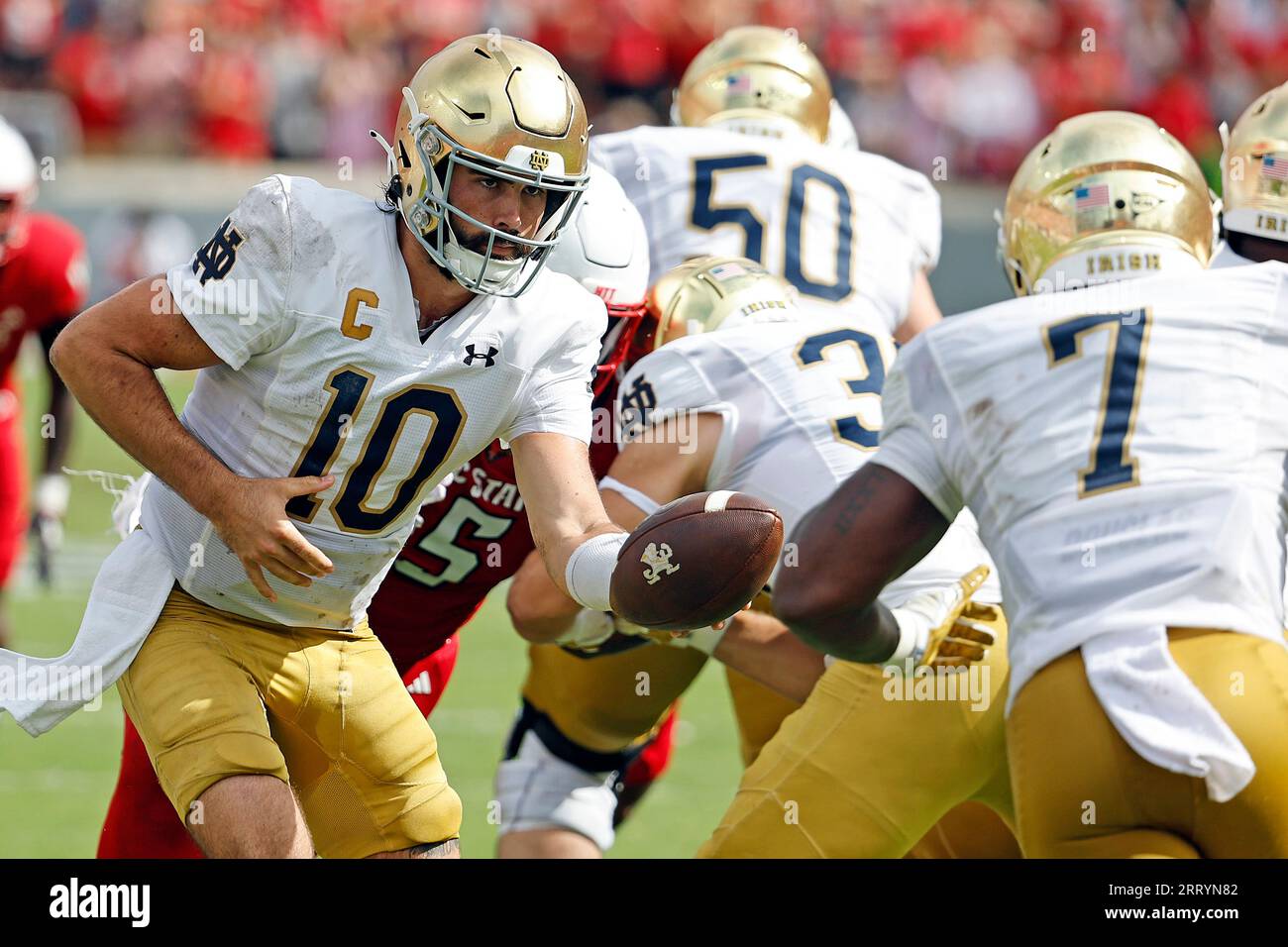 Notre Dame's Sam Hartman (10) hands the ball off to Audric Estime (7 ...