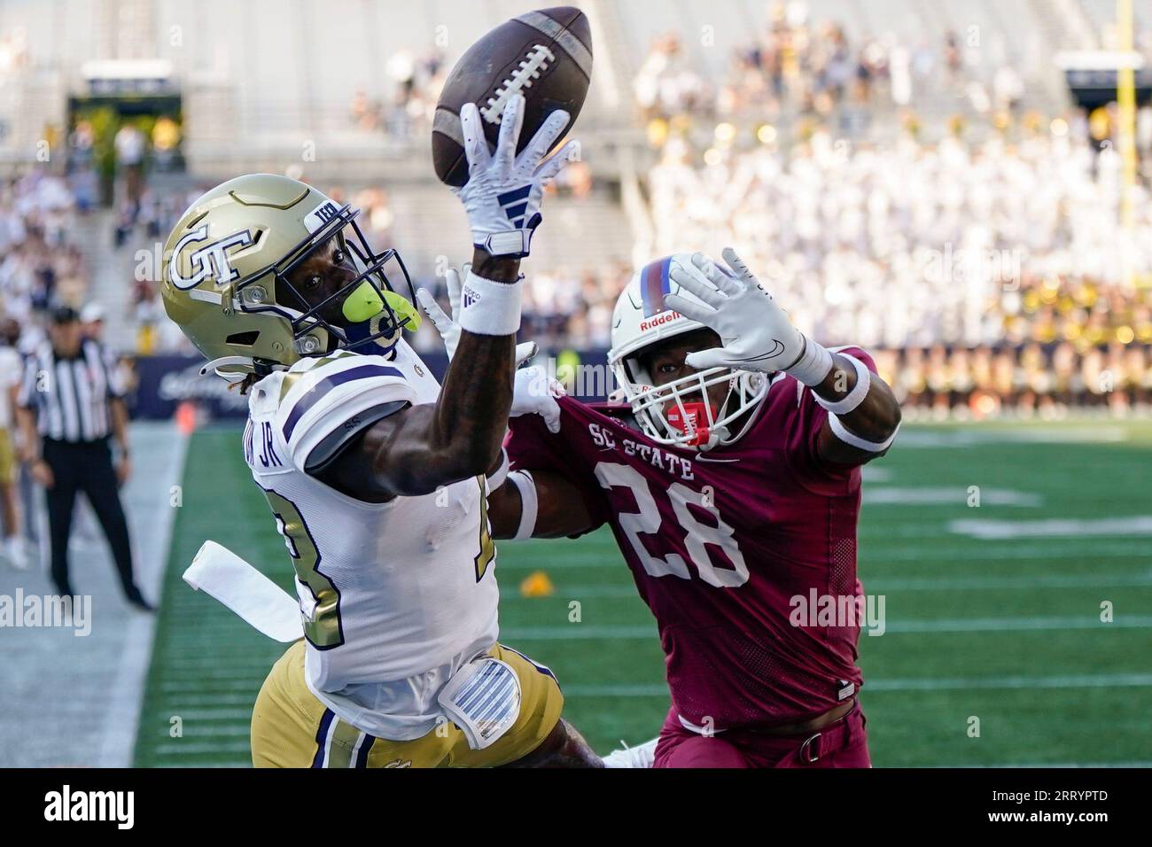 Georgia Tech wide receiver Eric Singleton Jr. (13) misses a catch in ...