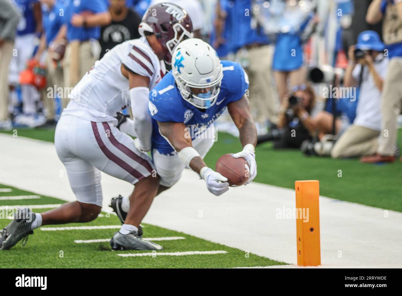 Lexington, KY, USA. 9th Sep, 2023. Kentucky's Ray Davis (1) dives for ...