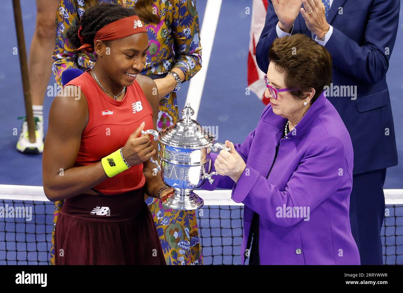 Flushing Meadow, United States. 09th Sep, 2023. Coco Gauff accepts her ...