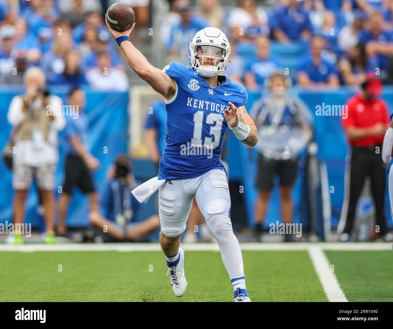 Lexington, KY, USA. 9th Sep, 2023. Kentucky QB Devin Leary (13) throws ...