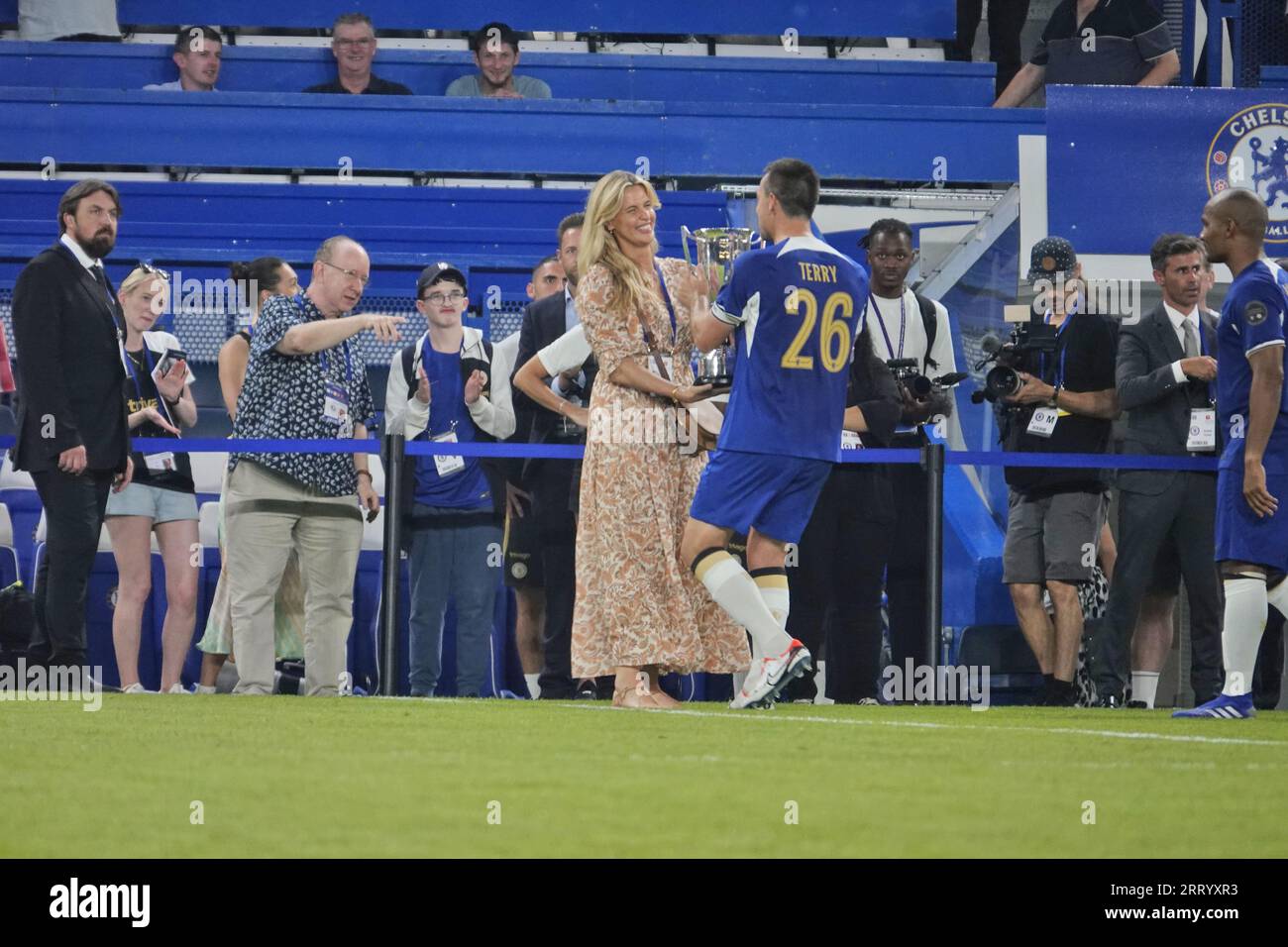 Gianluca vialli chelsea trophy hi-res stock photography and images - Alamy