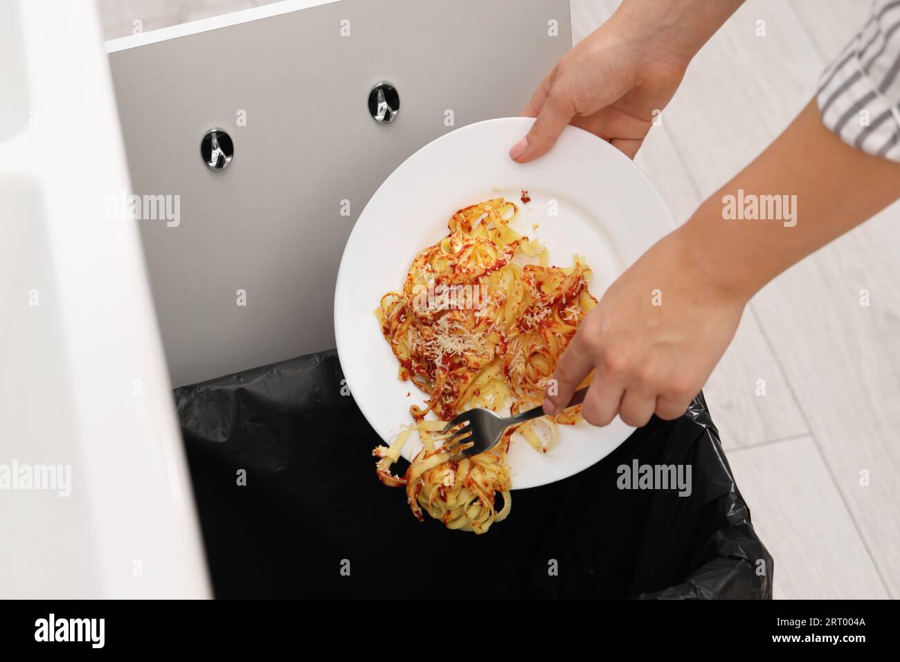 Woman throwing plate hi-res stock photography and images - Alamy