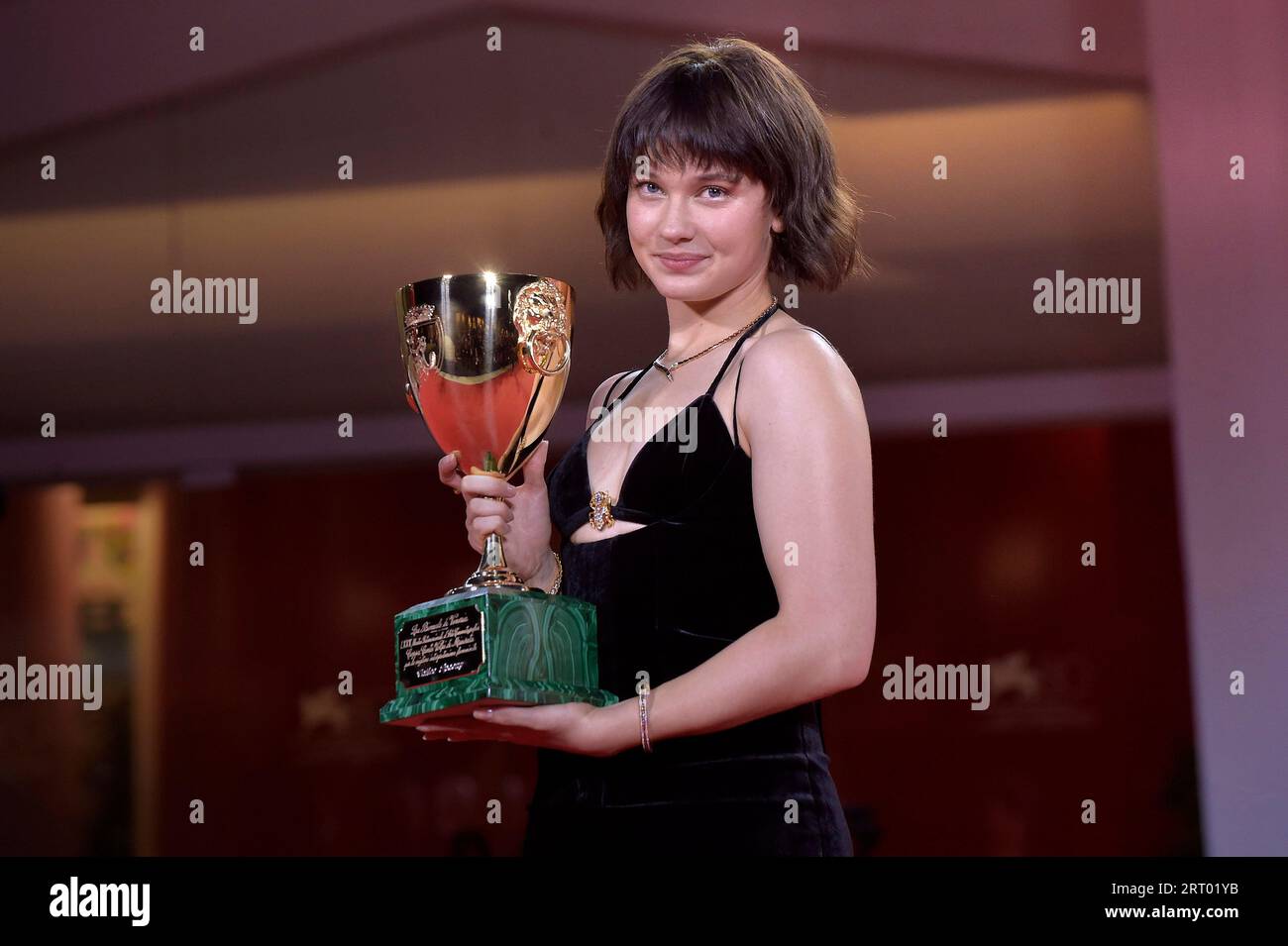 Venezia, Italy. 09th Sep, 2023. Cailee Spaeny poses with the Volpi Cup ...