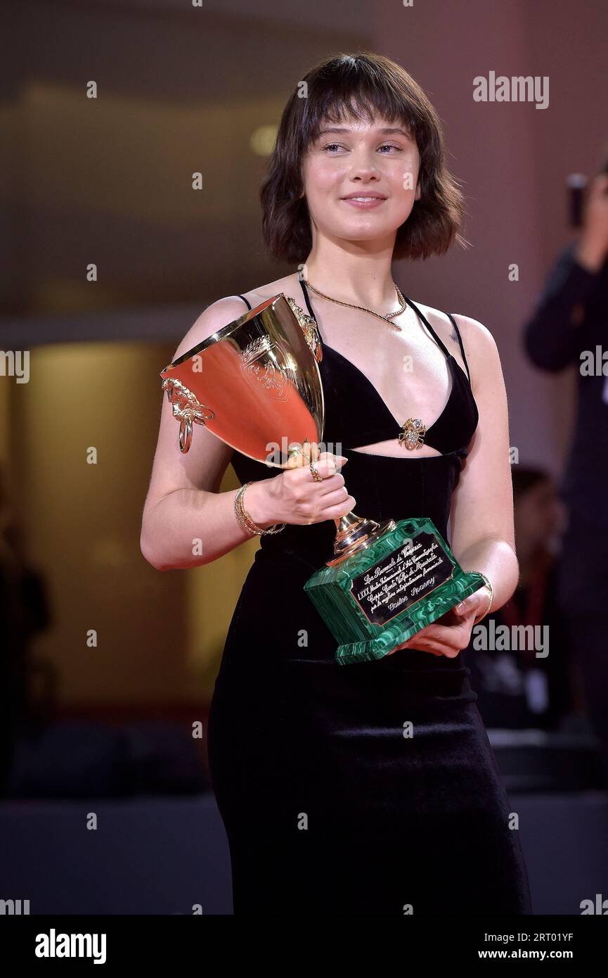 Venezia, Italy. 09th Sep, 2023. Cailee Spaeny poses with the Volpi Cup ...