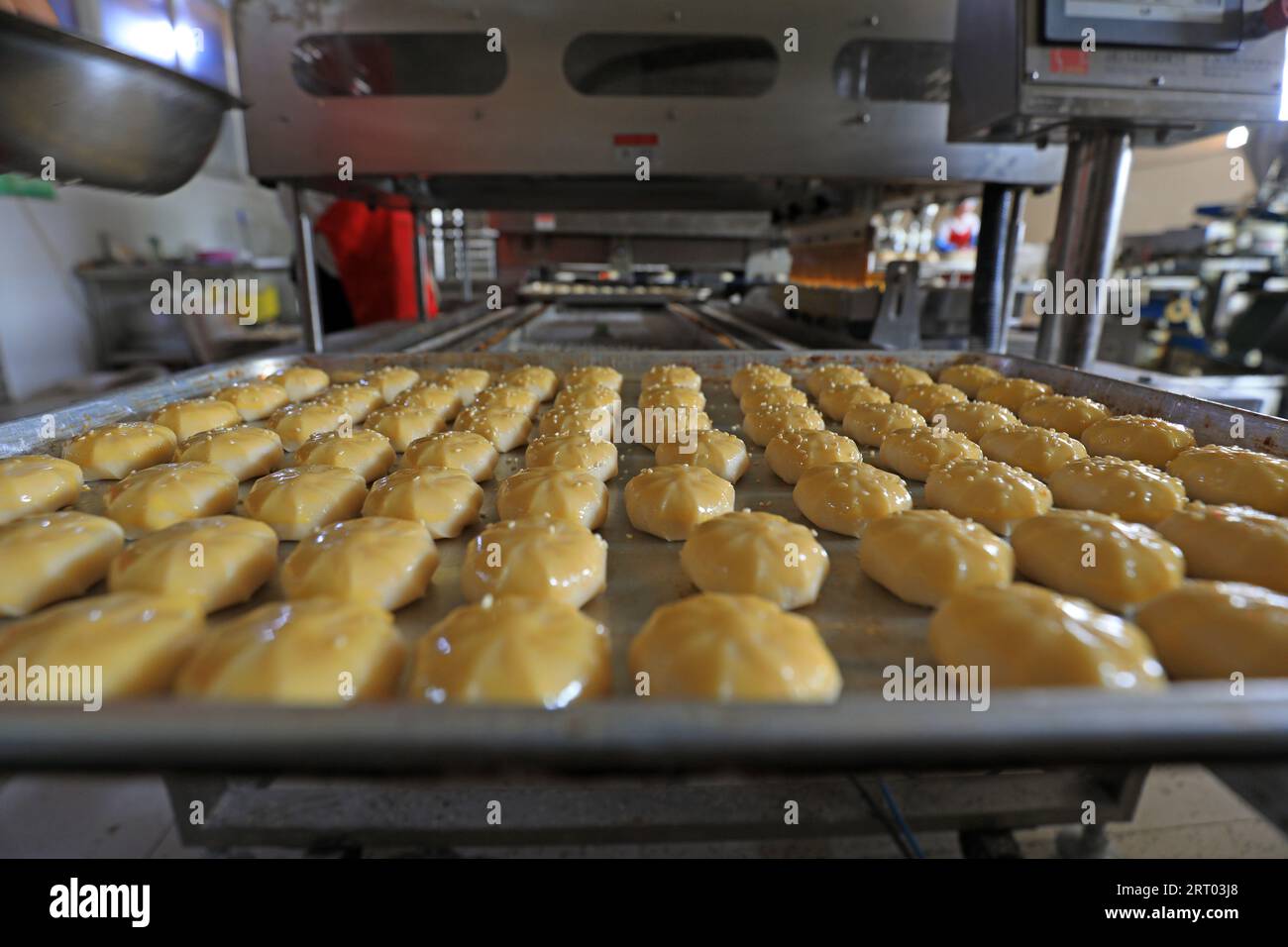 Making of chinese pastry hi-res stock photography and images - Alamy