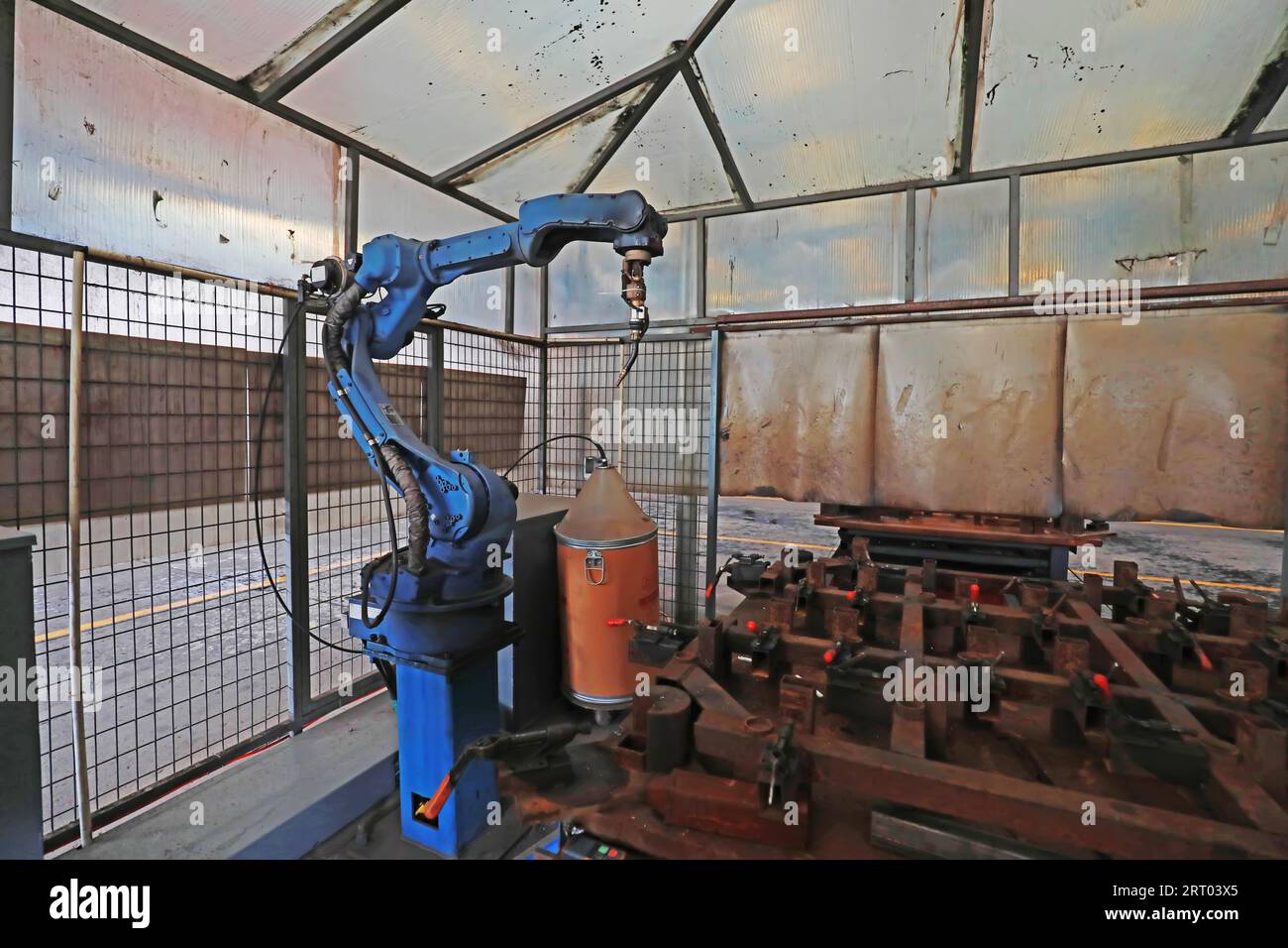 Welding robot in the production workshop in a factory Stock Photo - Alamy