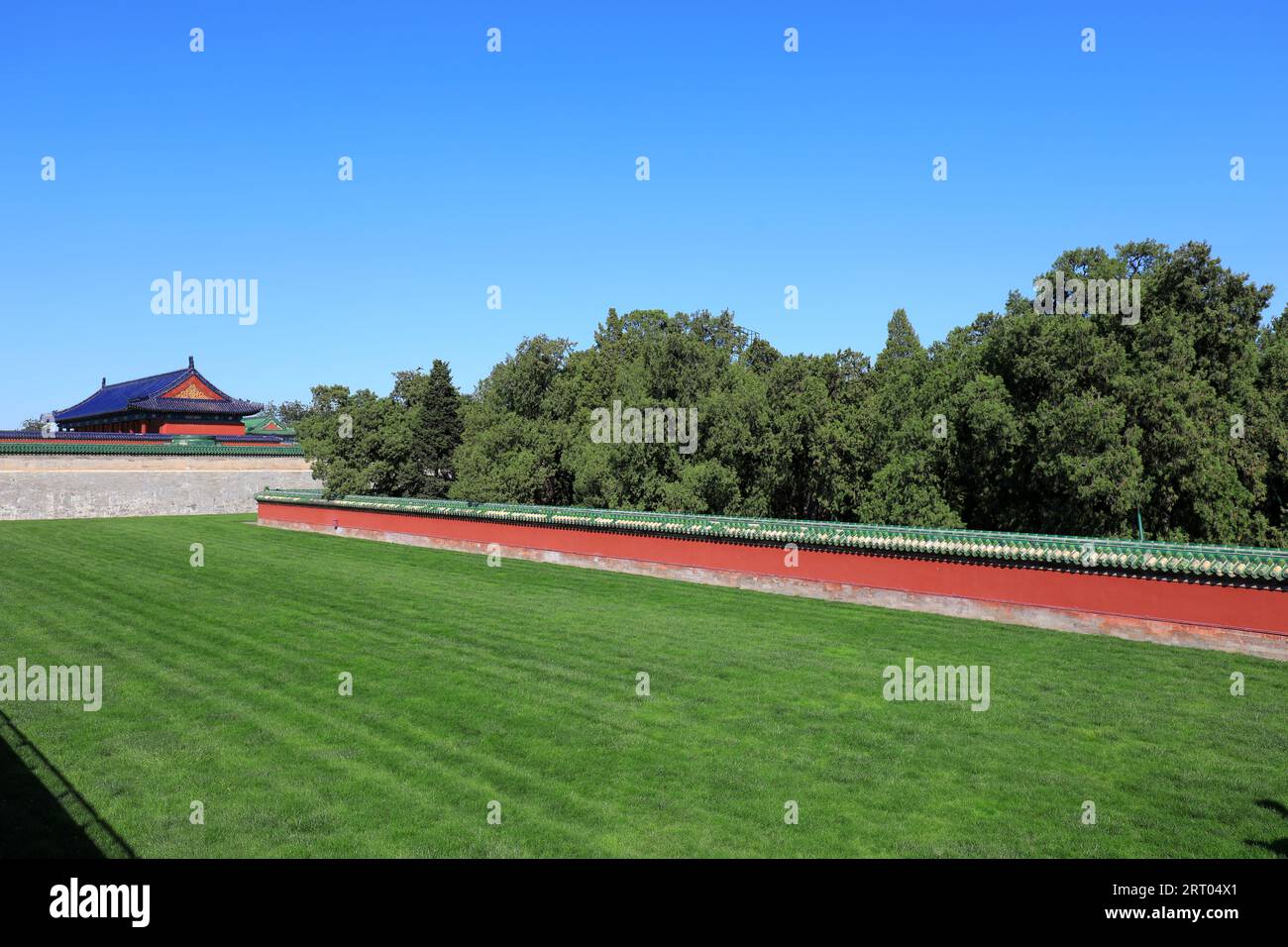 Lawn beside Danbi bridge in Beijing Tiantan Park Stock Photo - Alamy