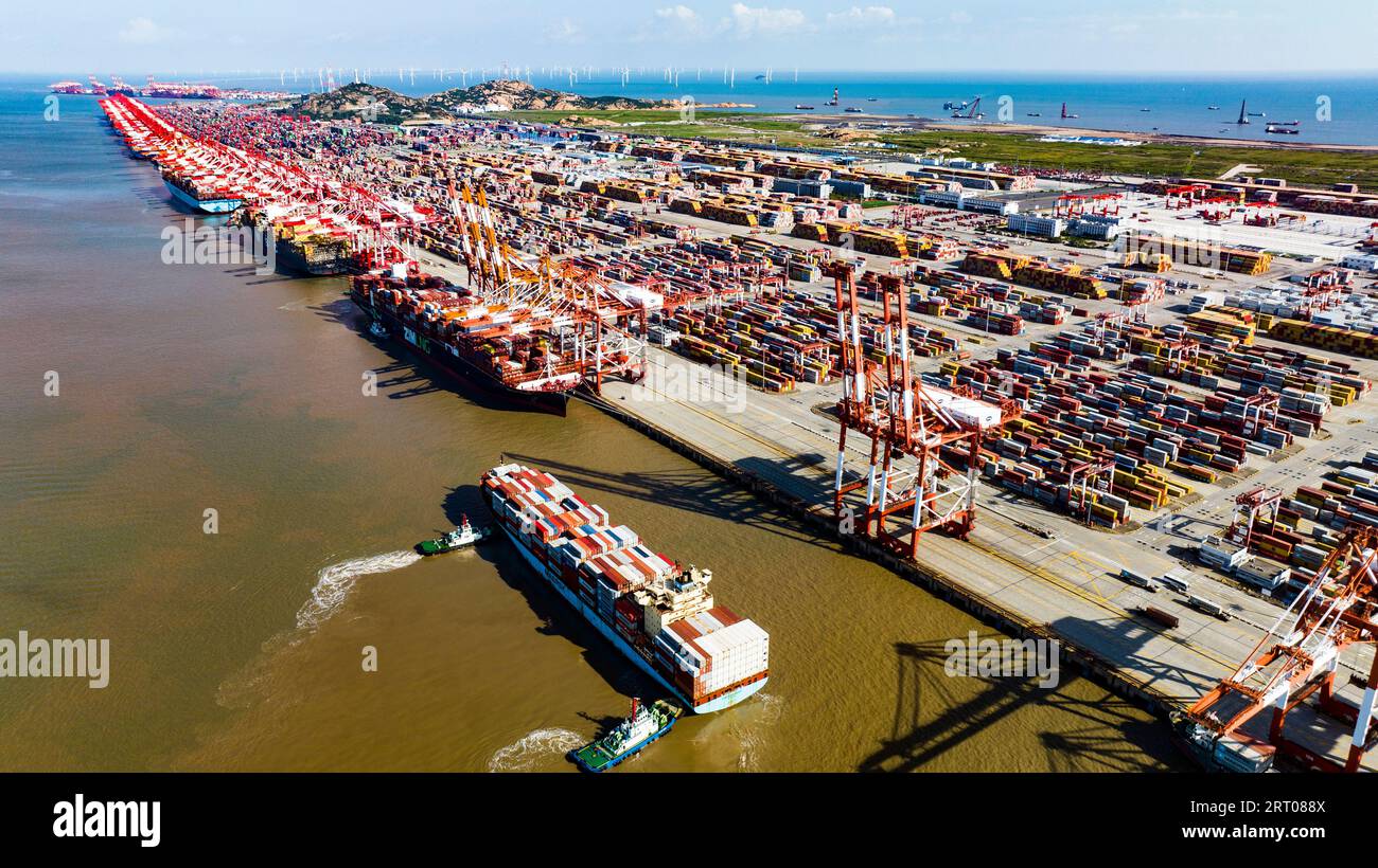 Port of shanghai with ships hi-res stock photography and images - Alamy