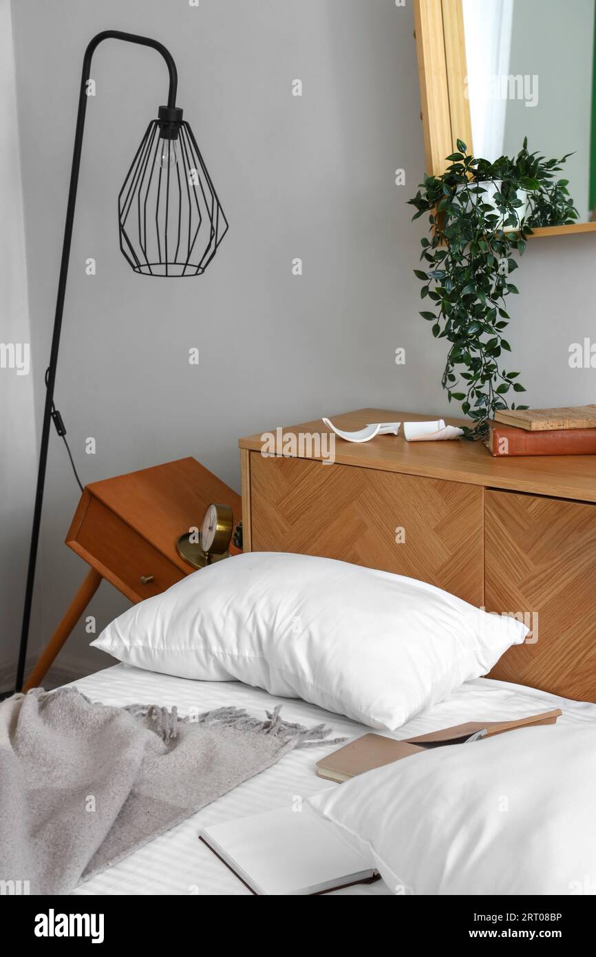 Messy table bed hi-res stock photography and images - Alamy