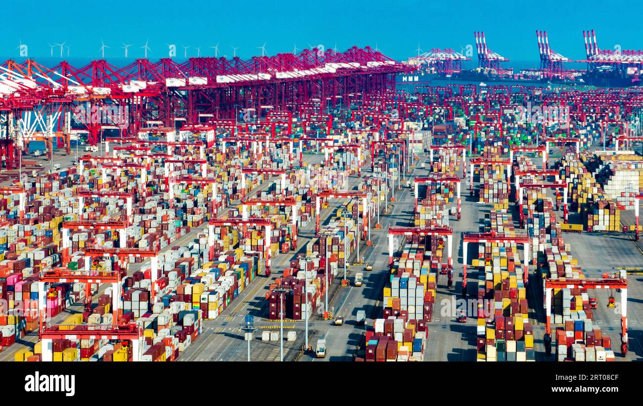 Port of shanghai with ships hi-res stock photography and images - Alamy