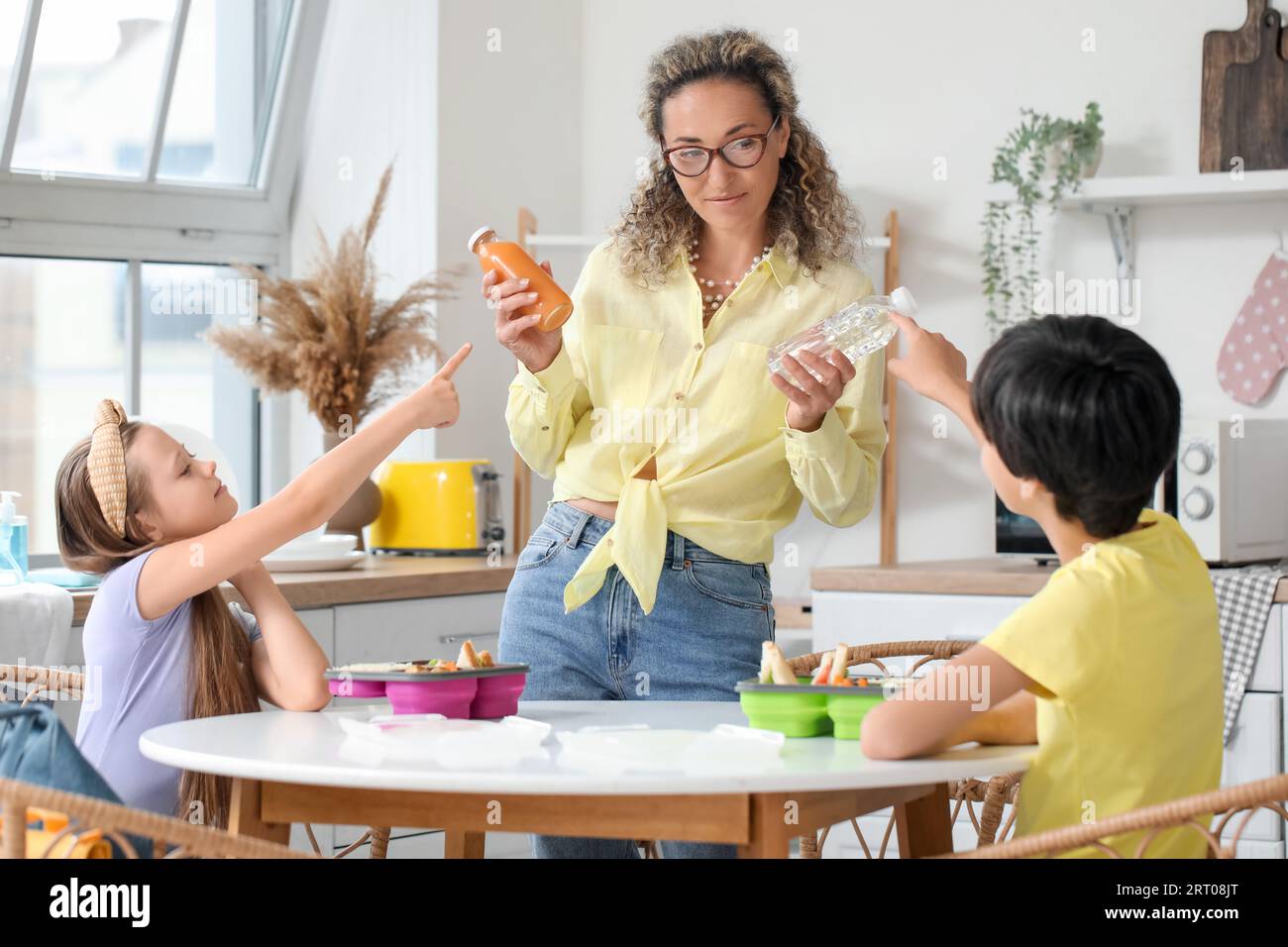 Mother giving her child water kitchen hi-res stock photography and ...
