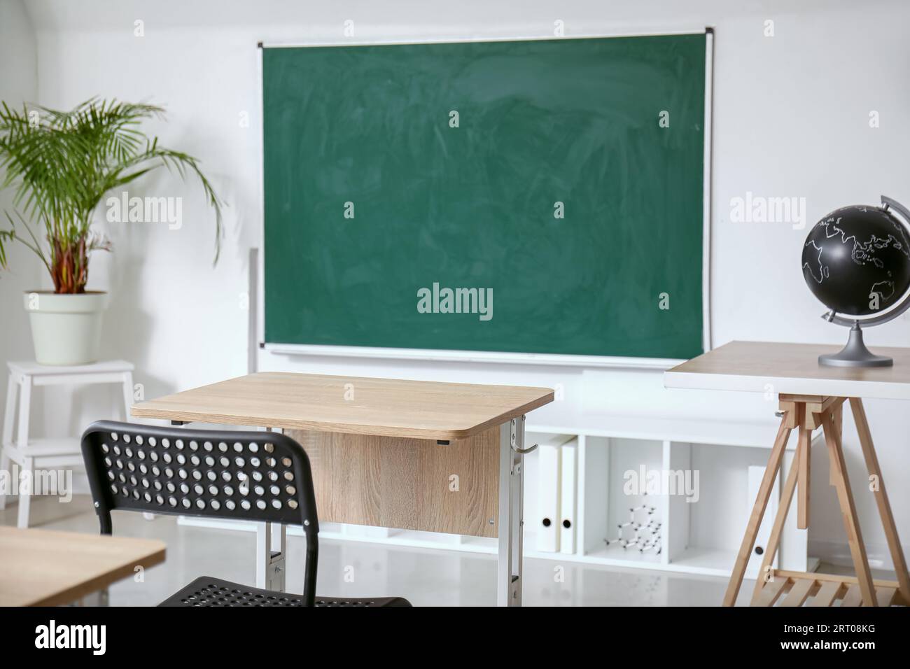 Interior of modern stylish empty classroom Stock Photo - Alamy