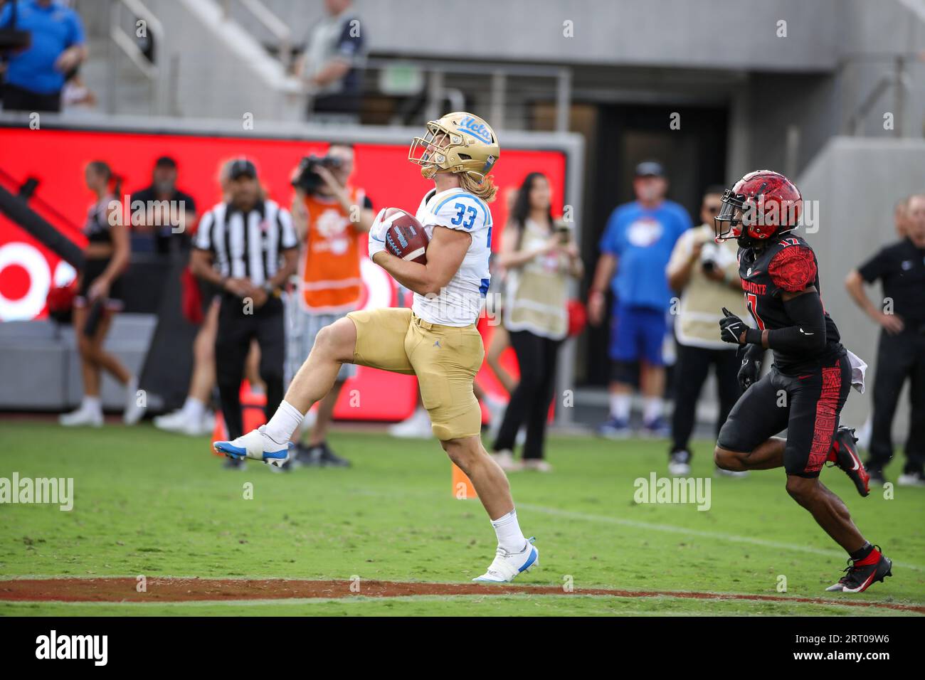 SAN DIEGO, CA - SEPTEMBER 9: UCLA Bruins running back Carson Steele #33 ...