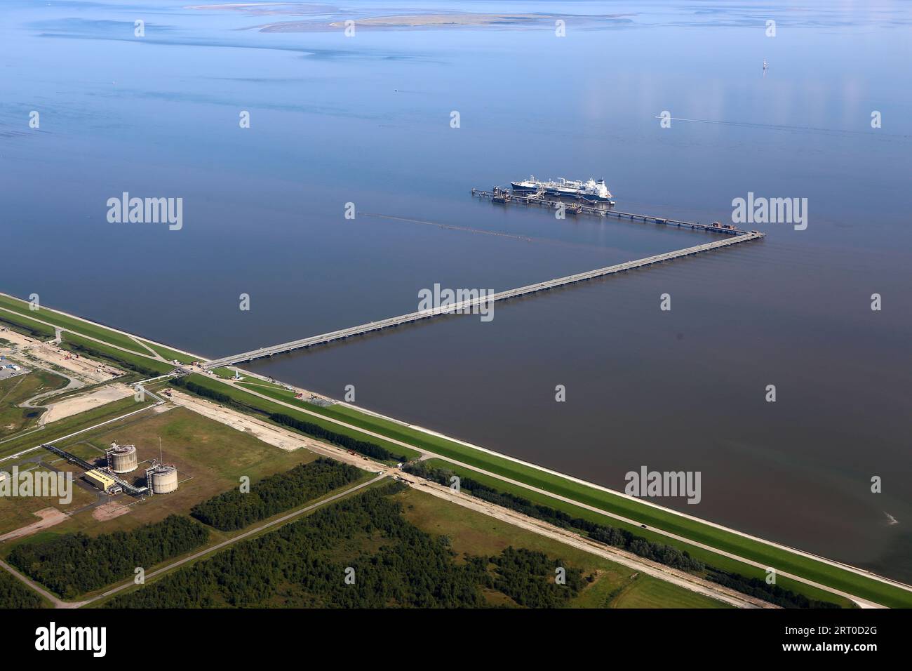 Lng terminal wilhelmshaven hi-res stock photography and images - Alamy