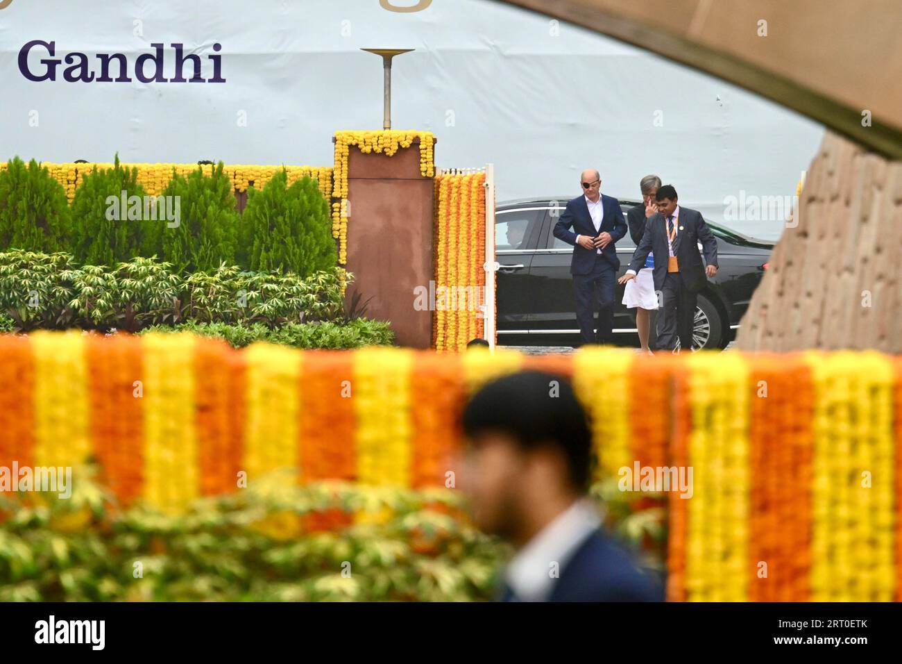 German Chancellor Olaf Scholz arrives to pay his respects at the ...
