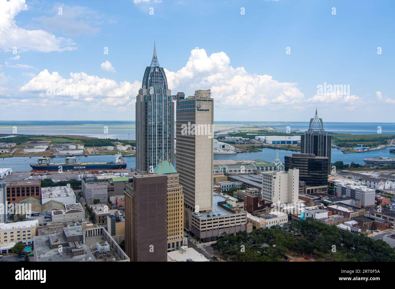 Mobile city skyline hi-res stock photography and images - Alamy